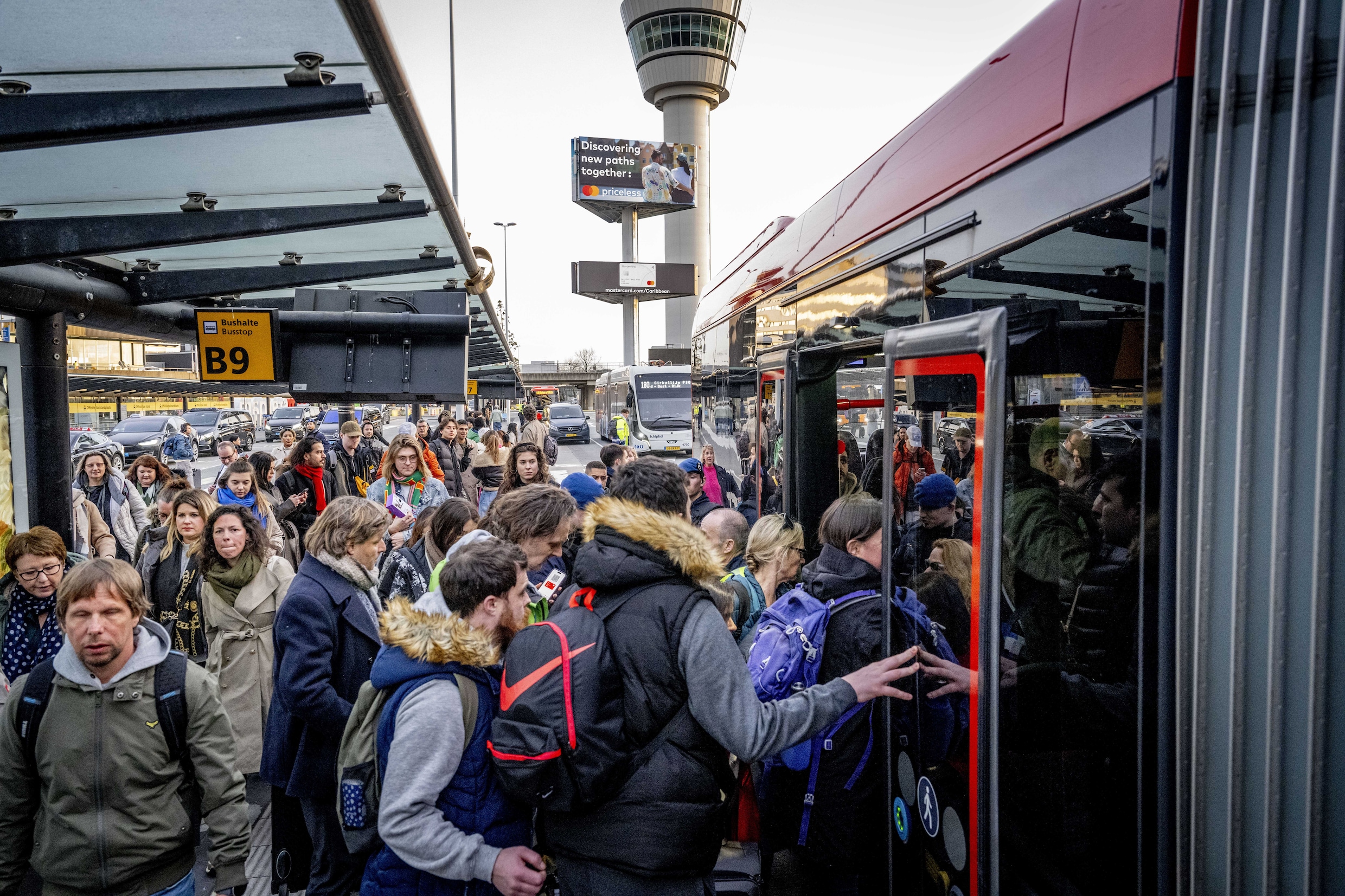 Meer ov-reizigers en ze gaan ook nog eens vaak allemaal tegelijk ...