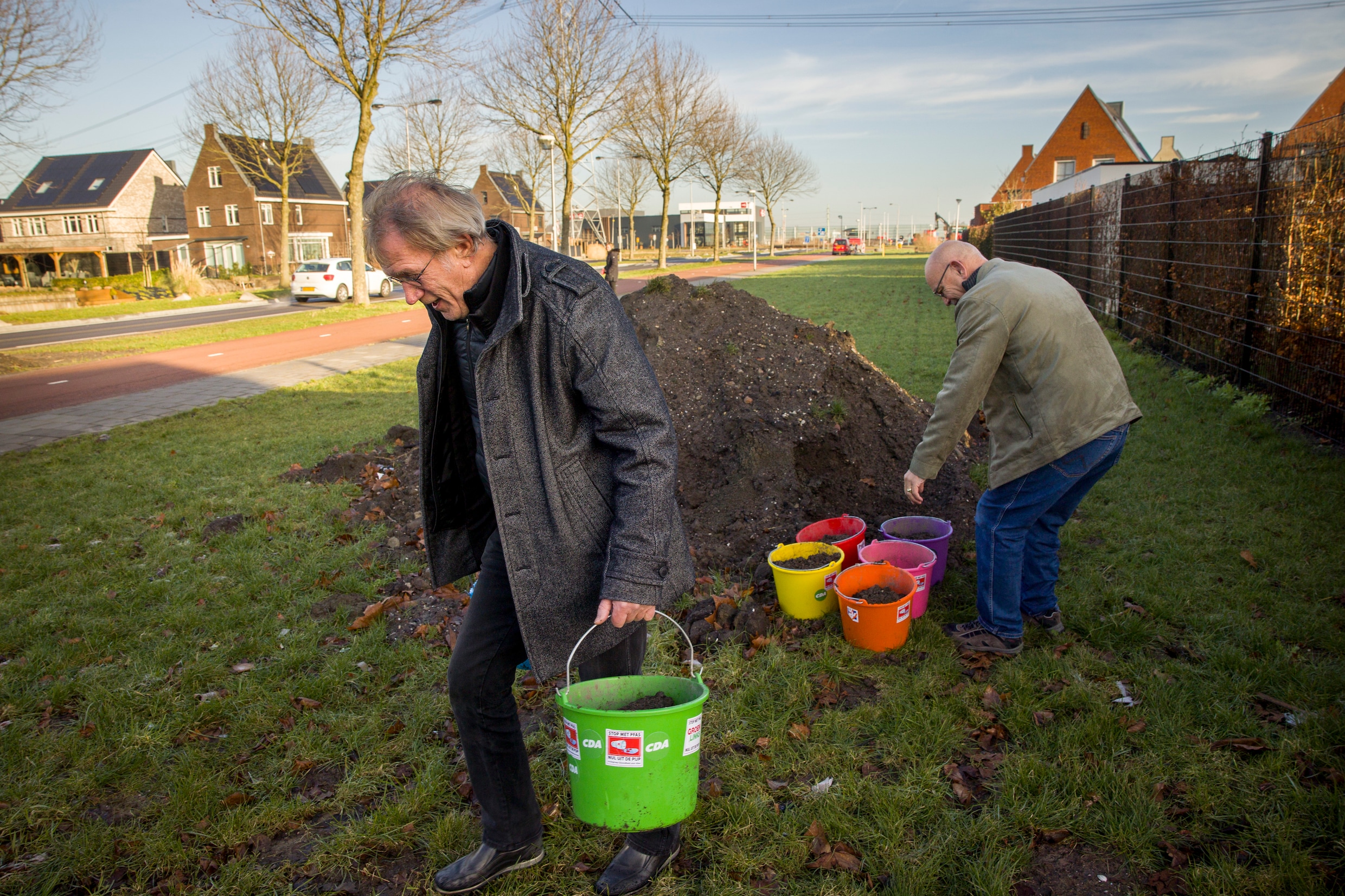 Al 200 weken schept Joop Keesmaat (71) vervuilde grond in emmertjes om ...