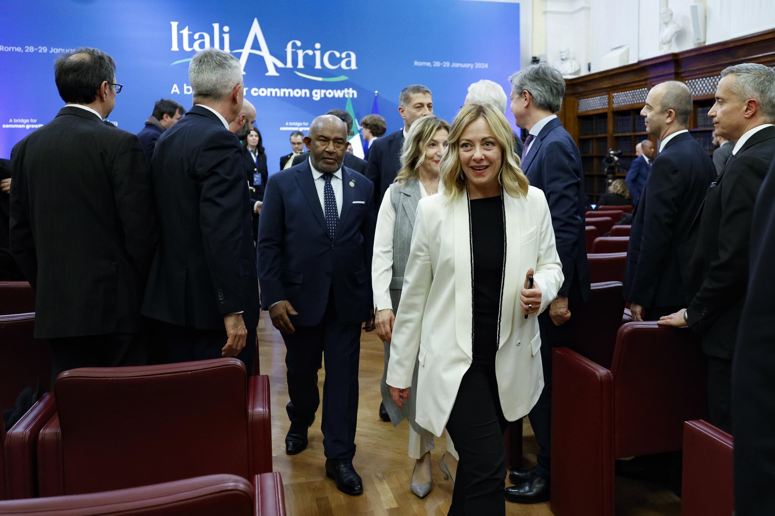 Italiaanse premier Meloni wil geld in Afrika steken in ruil voor minder ...