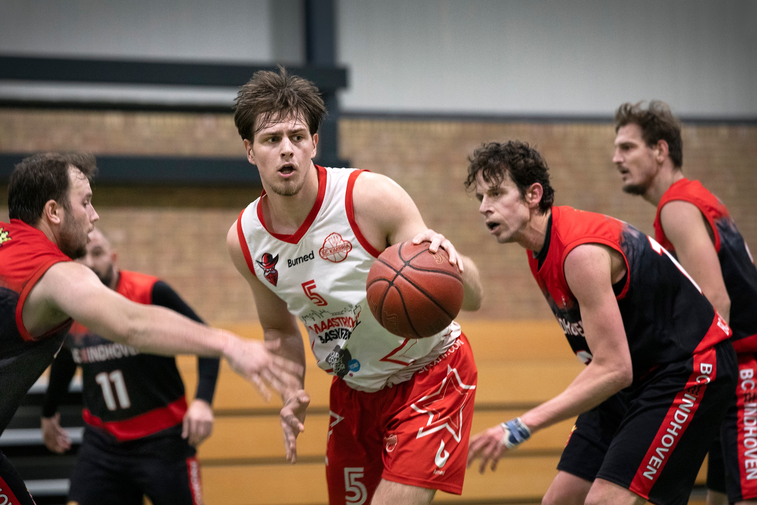 Hoe een Britse charlatan een Maastrichtse basketbalclub overnam | Trouw