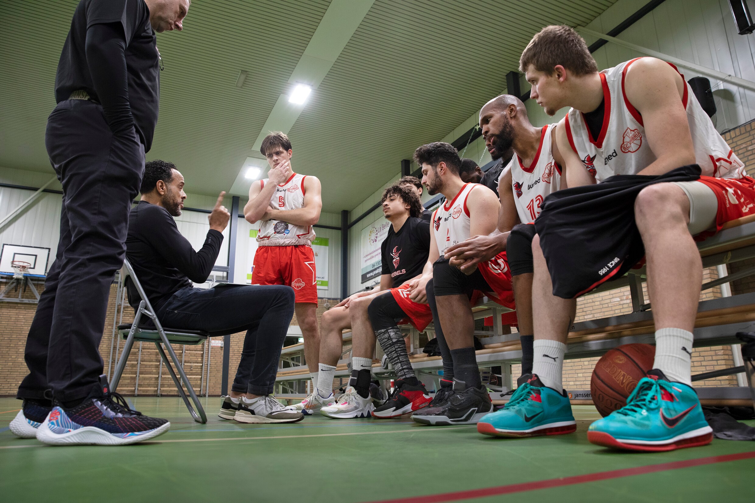 Hoe een Britse charlatan een Maastrichtse basketbalclub overnam | Trouw