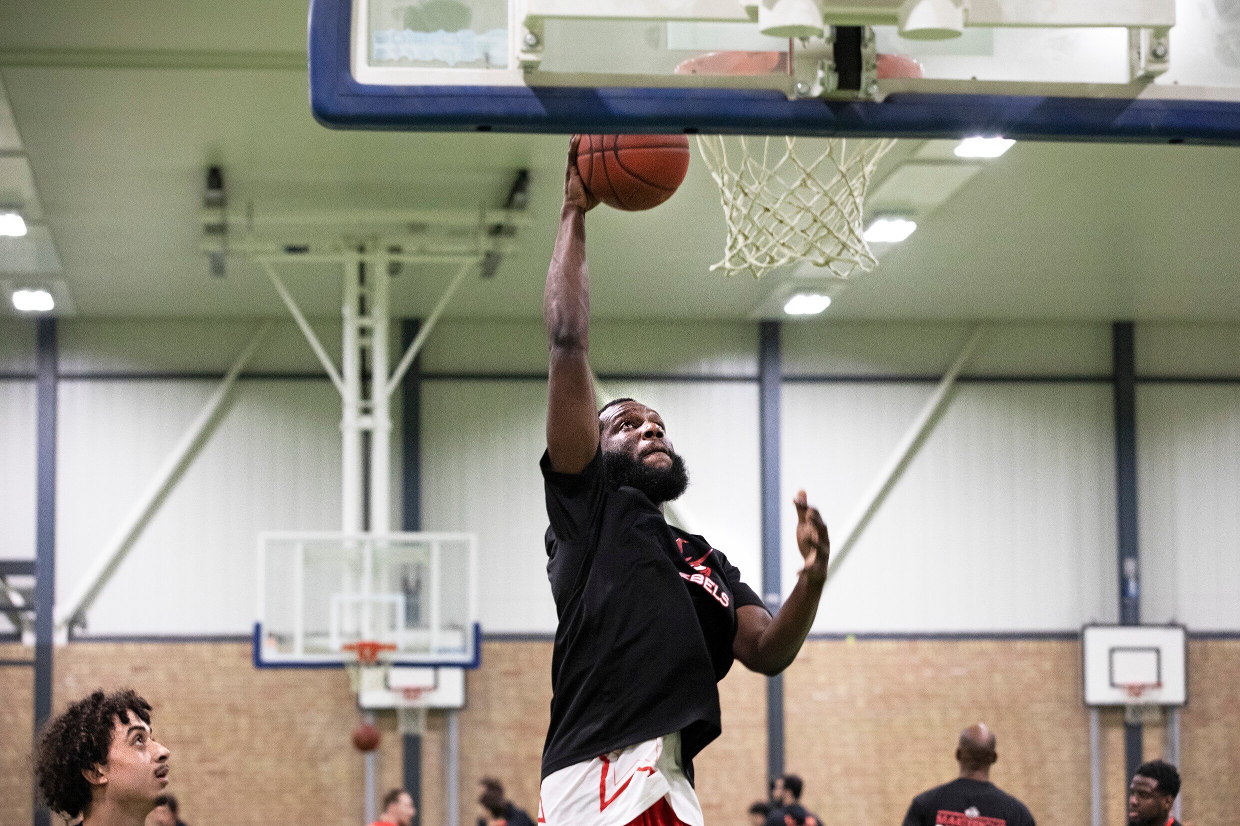 Hoe een Britse charlatan een Maastrichtse basketbalclub overnam | Trouw