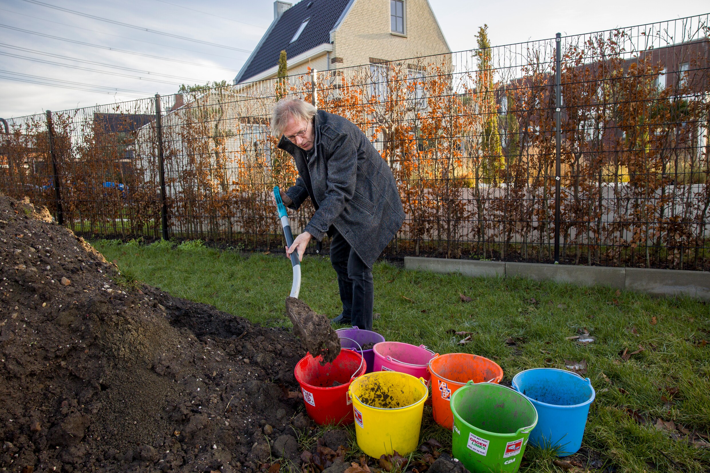 Kosten voor pfas-sanering lopen op en belanden zelden bij vervuiler | Trouw