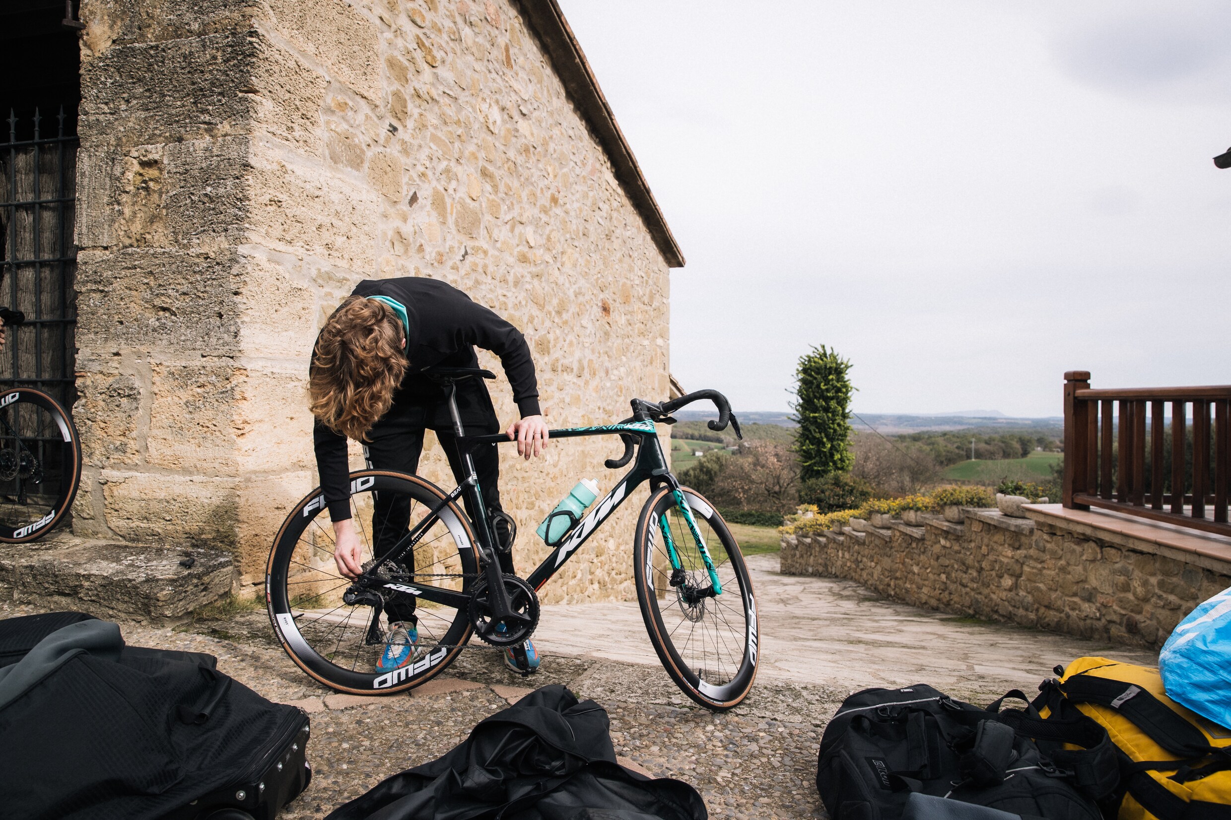 Wielerploeg Beat gaat met de trein op trainingskamp. ‘Ik heb nog ...