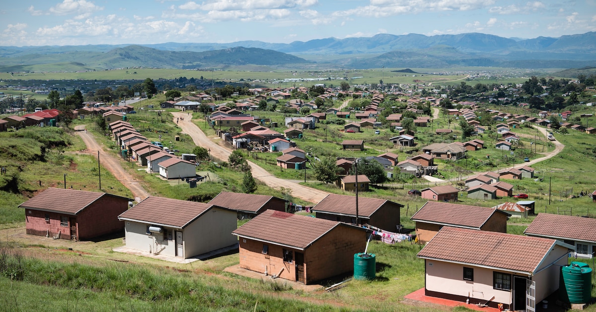Duizenden Zuid-Afrikanen wachten al dertig jaar op een woning. Gaan ze het nog meemaken? | Trouw