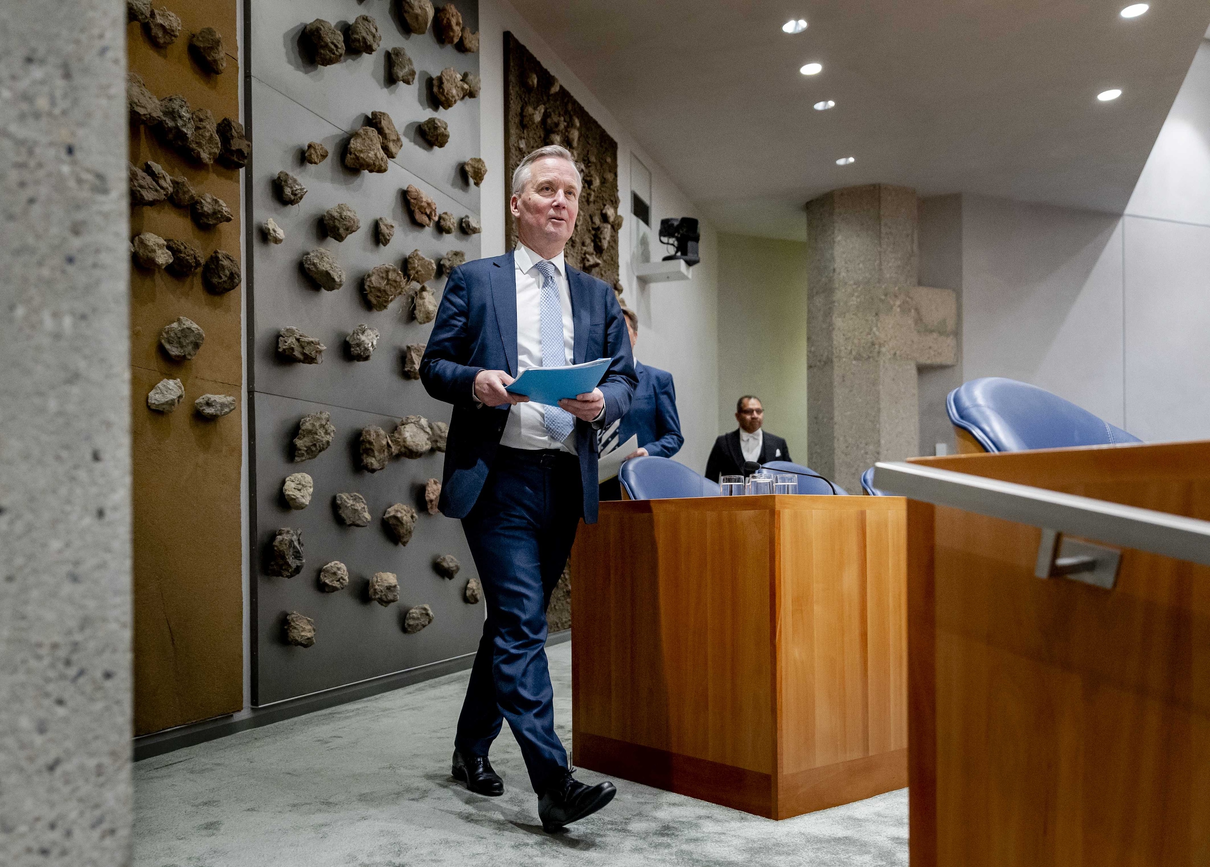 Van der Burg meldt gemeenten per brief: opvang derdelanders stoppen mag ...