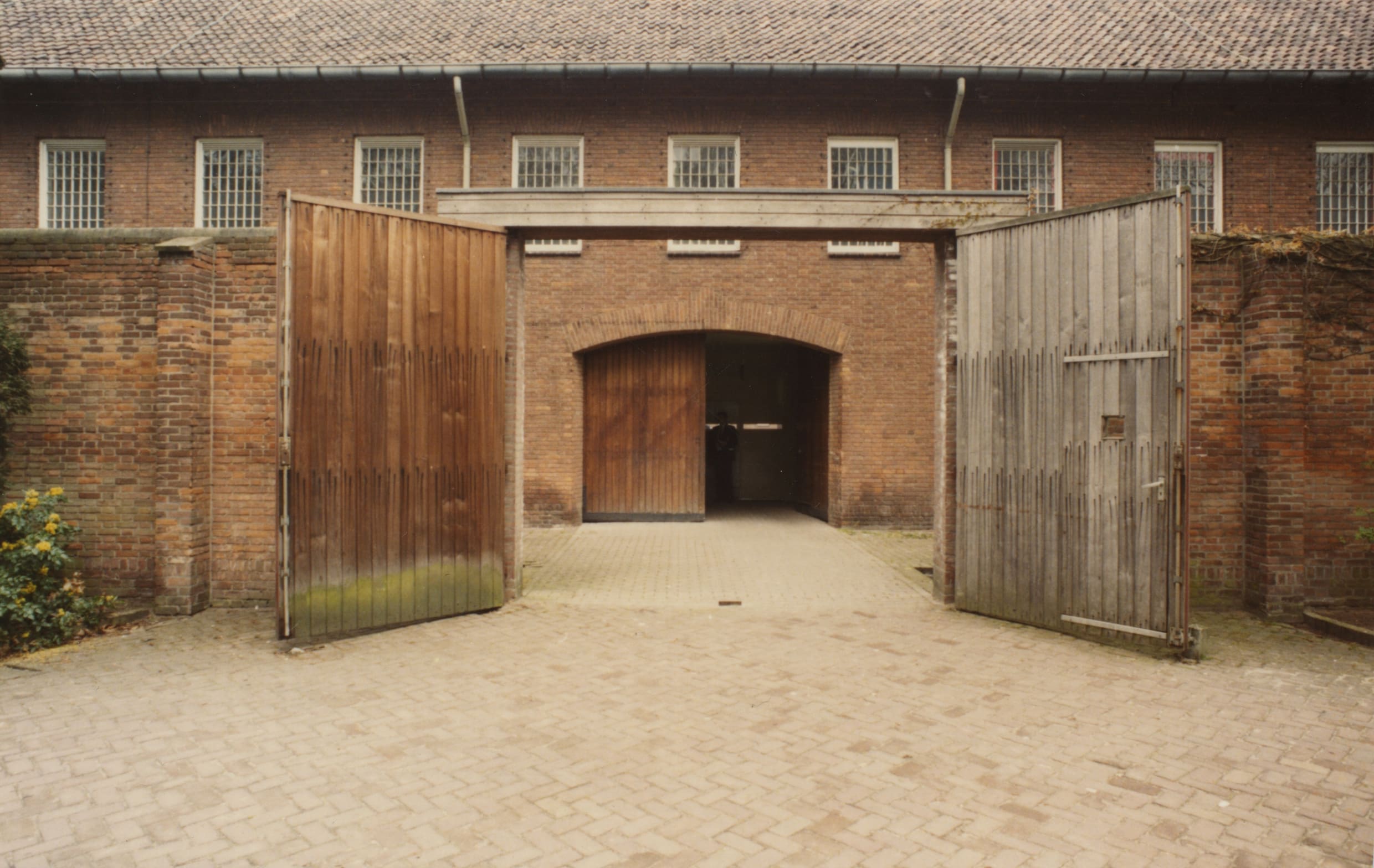 Wat gebeurde er allemaal in de beruchte SS-gevangenis die nu weer in ...