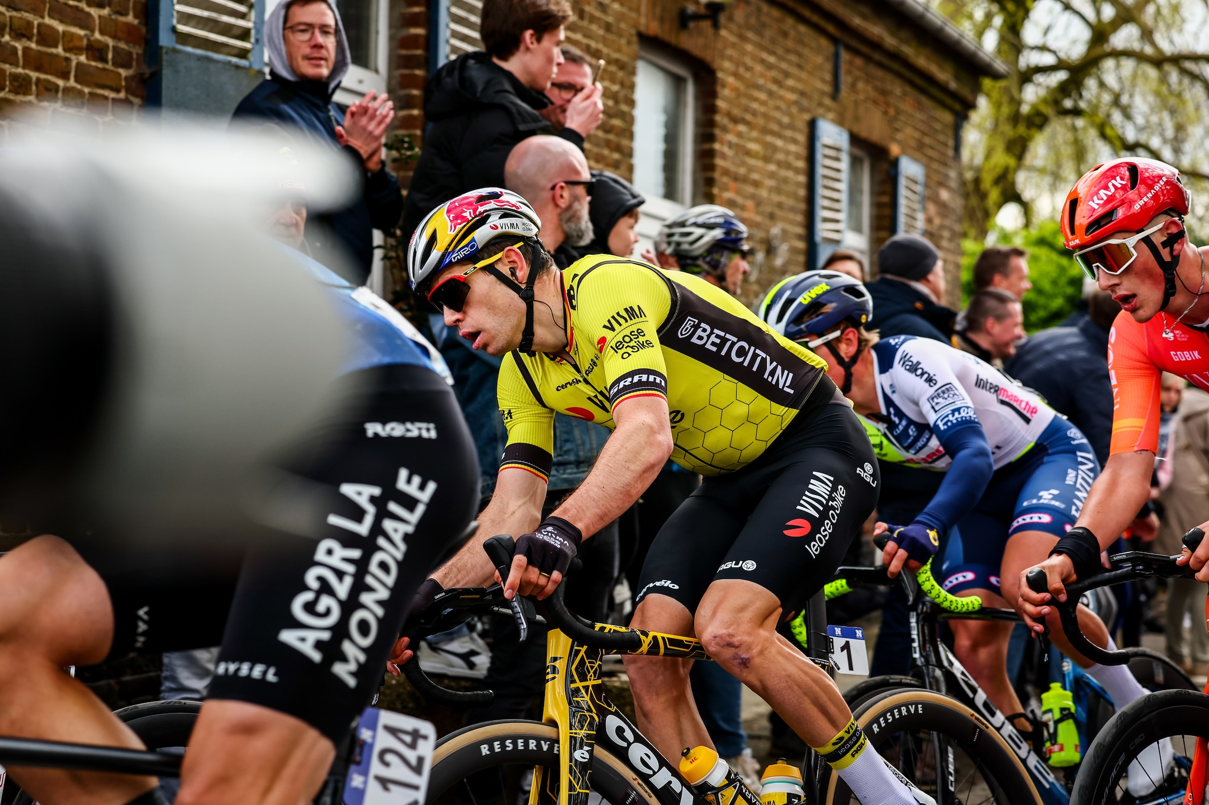Zware val Van Aert maakt weer eens duidelijk: wielrennen is wreed en de ...