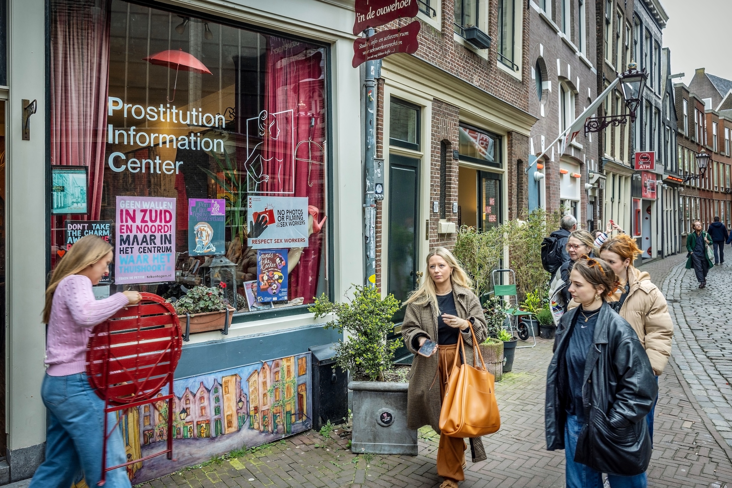 Met sekswerk op je cv kom je moeilijk aan een hypotheek, verzekering of ...