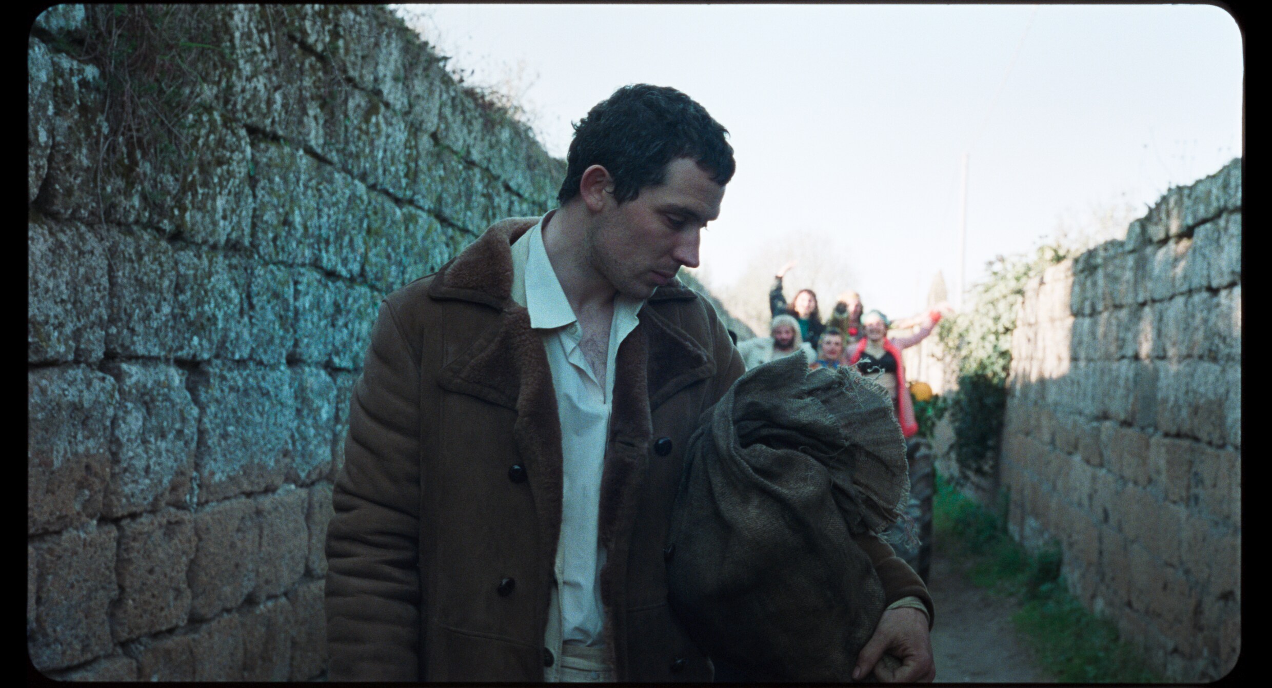 Recensie: ‘La Chimera’ is pure filmmagie van Italiaanse bodem | Trouw