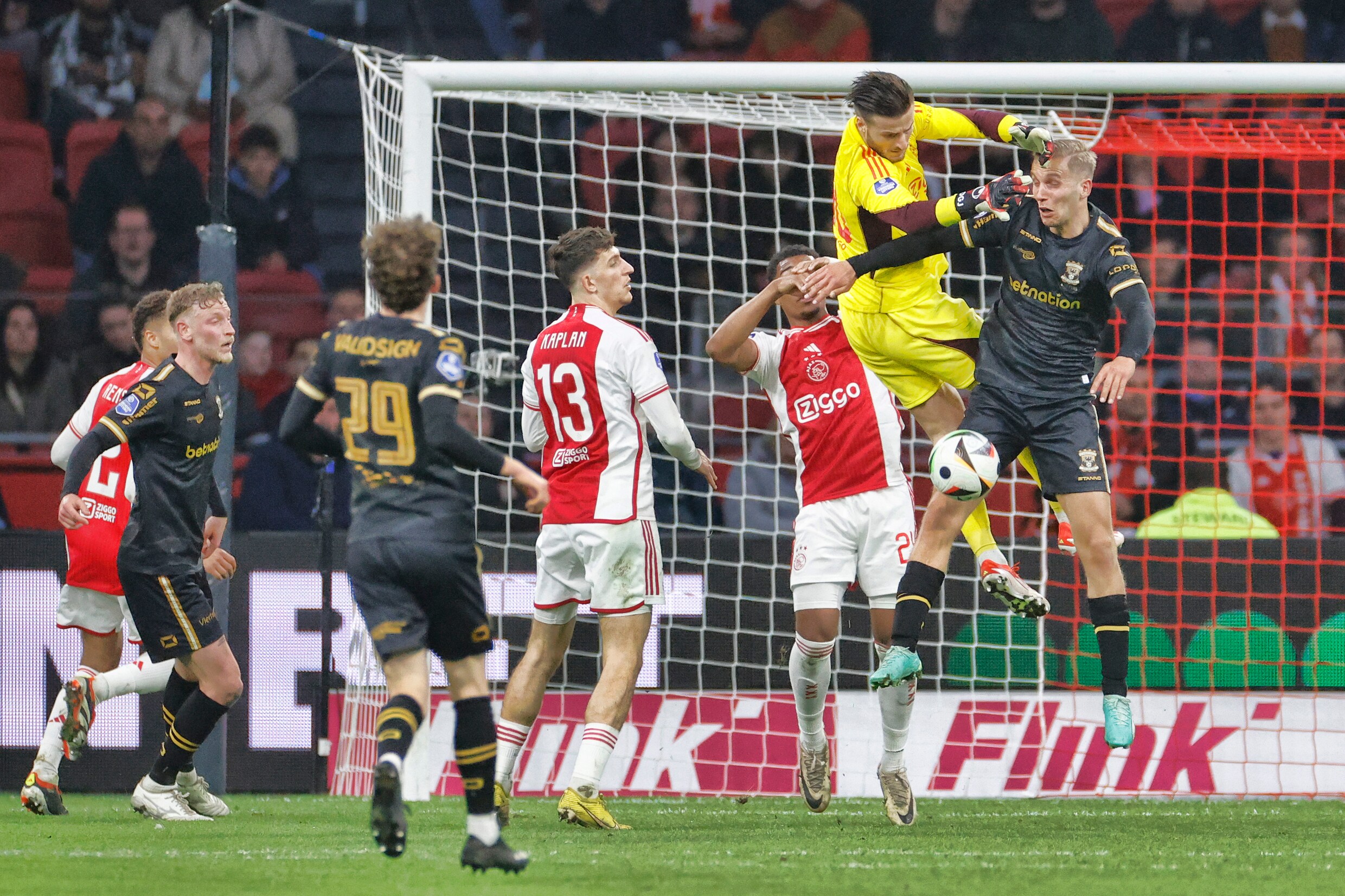 Ajax verspeelt in blessuretijd zege op Go Ahead Eagles | Trouw