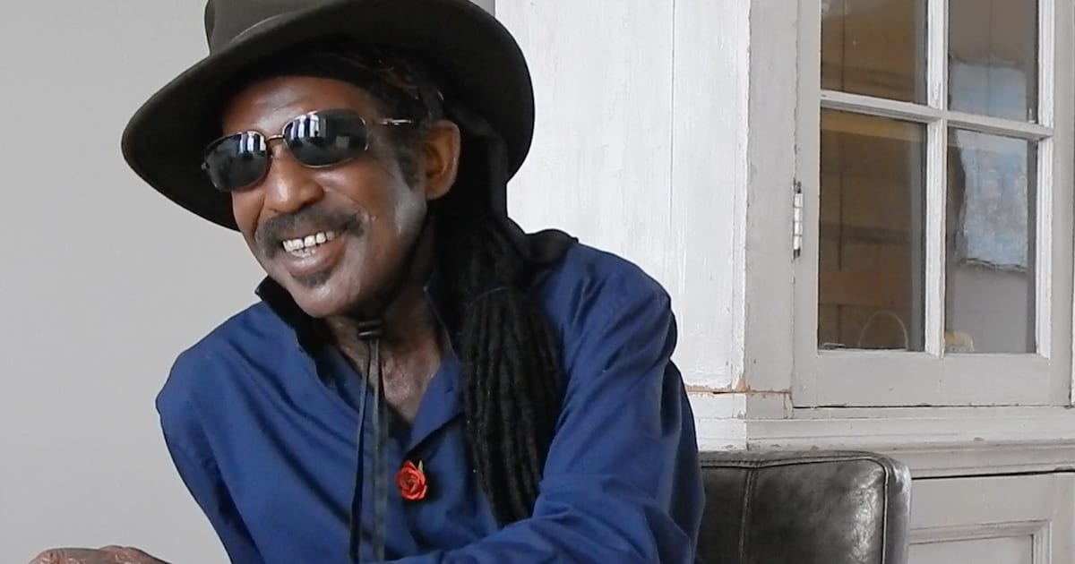 Dichter en rebel Gylan Kain (1942-2024) was in al zijn vezels een ...