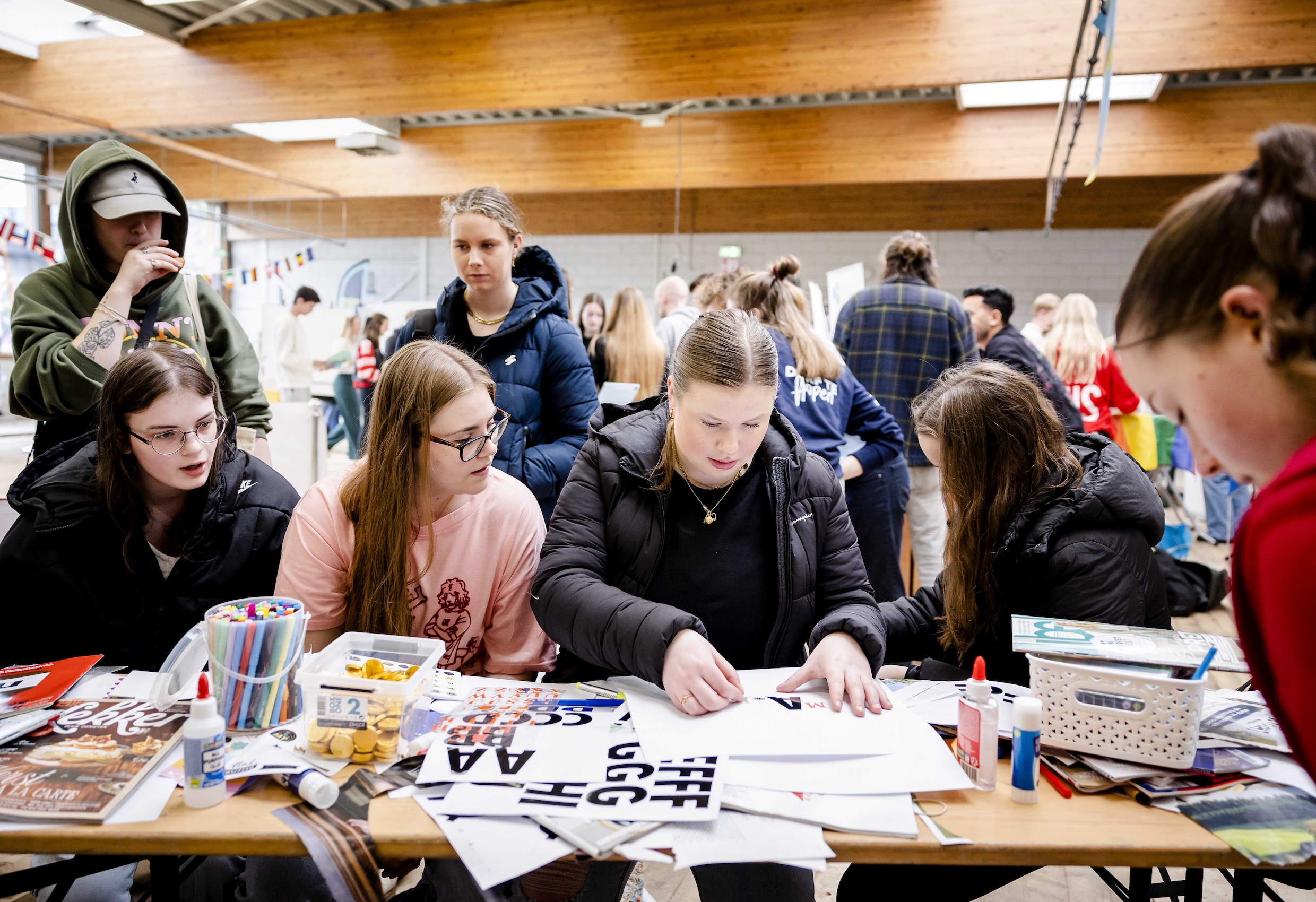 Ook de MBO Raad wil mobieltjes vaker uit de klas | Trouw