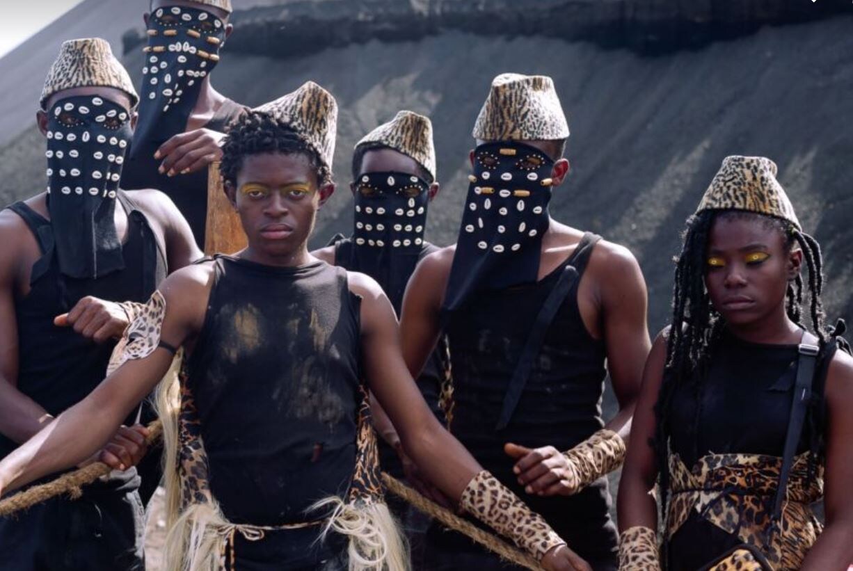 Recensie: ‘Augure’ is een knappe desoriënterende film over dubbele ...