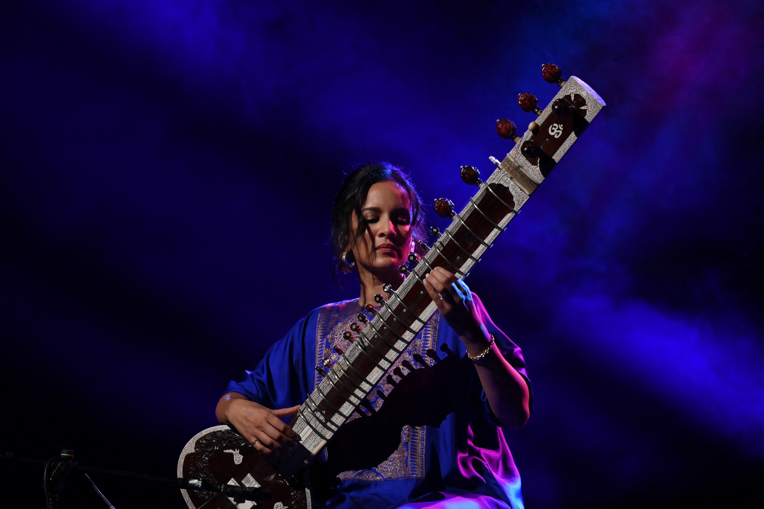 Anoushka Shankar laat met haar sitar alle grenzen vervagen | Trouw