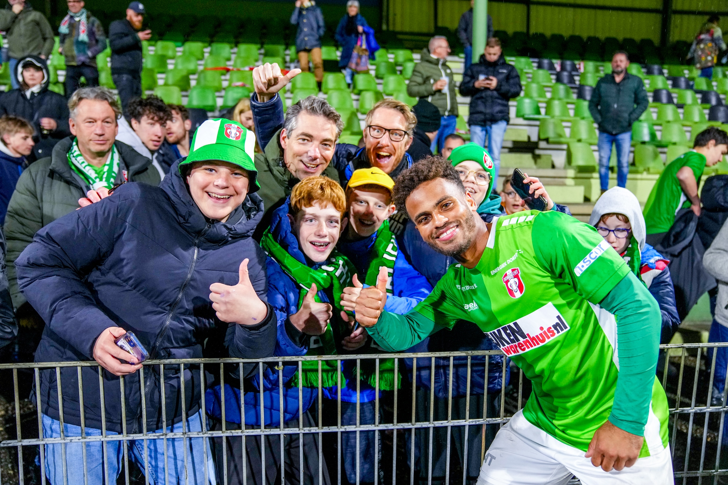 FC Dordrecht telt weer mee, en daar zijn de fans maar wat trots op | Trouw