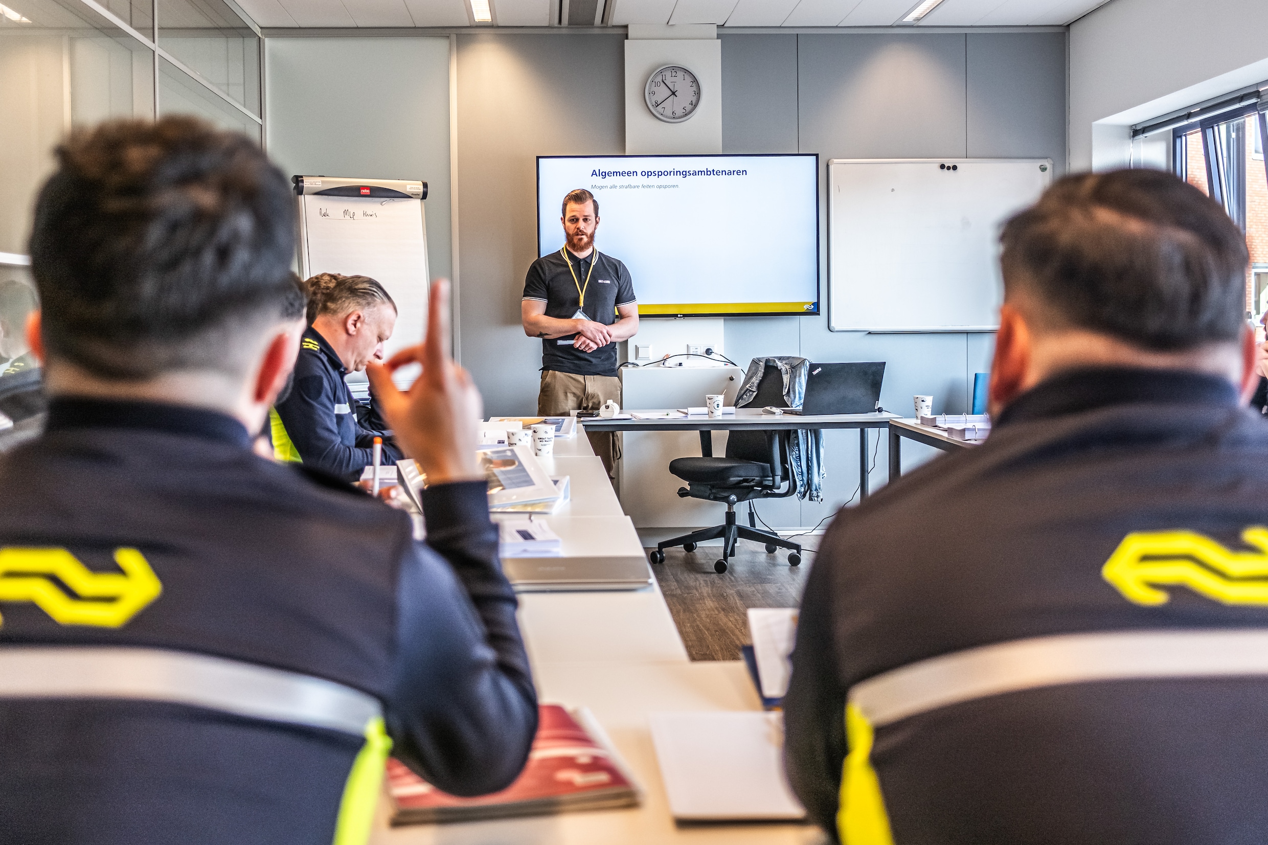 Kortere lontjes vragen om nieuwe methode: NS-klas leert met geweld ...