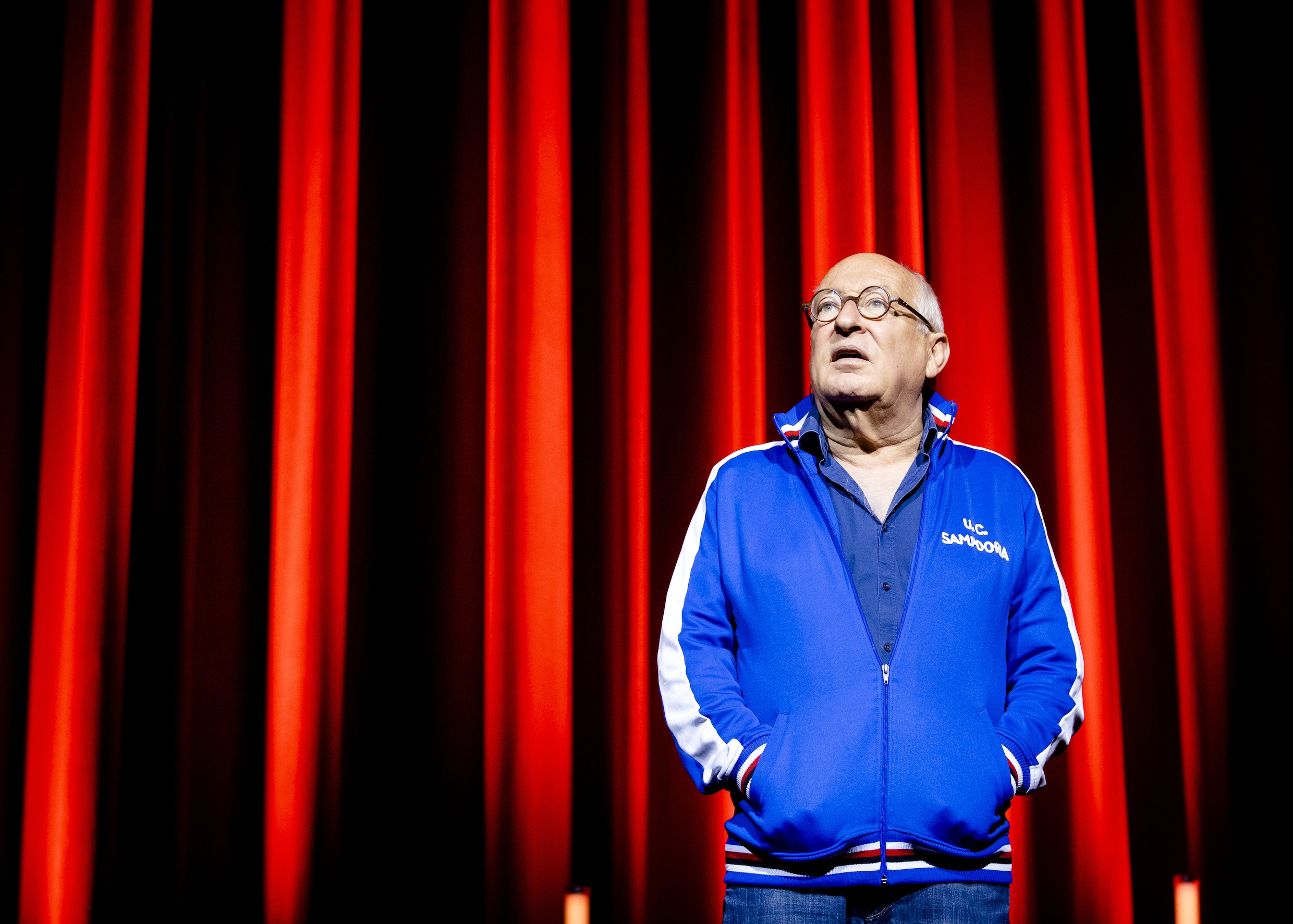 Youp van ’t Hek stopt: ruim vijftig jaar grote thema’s, vrolijke drukte ...