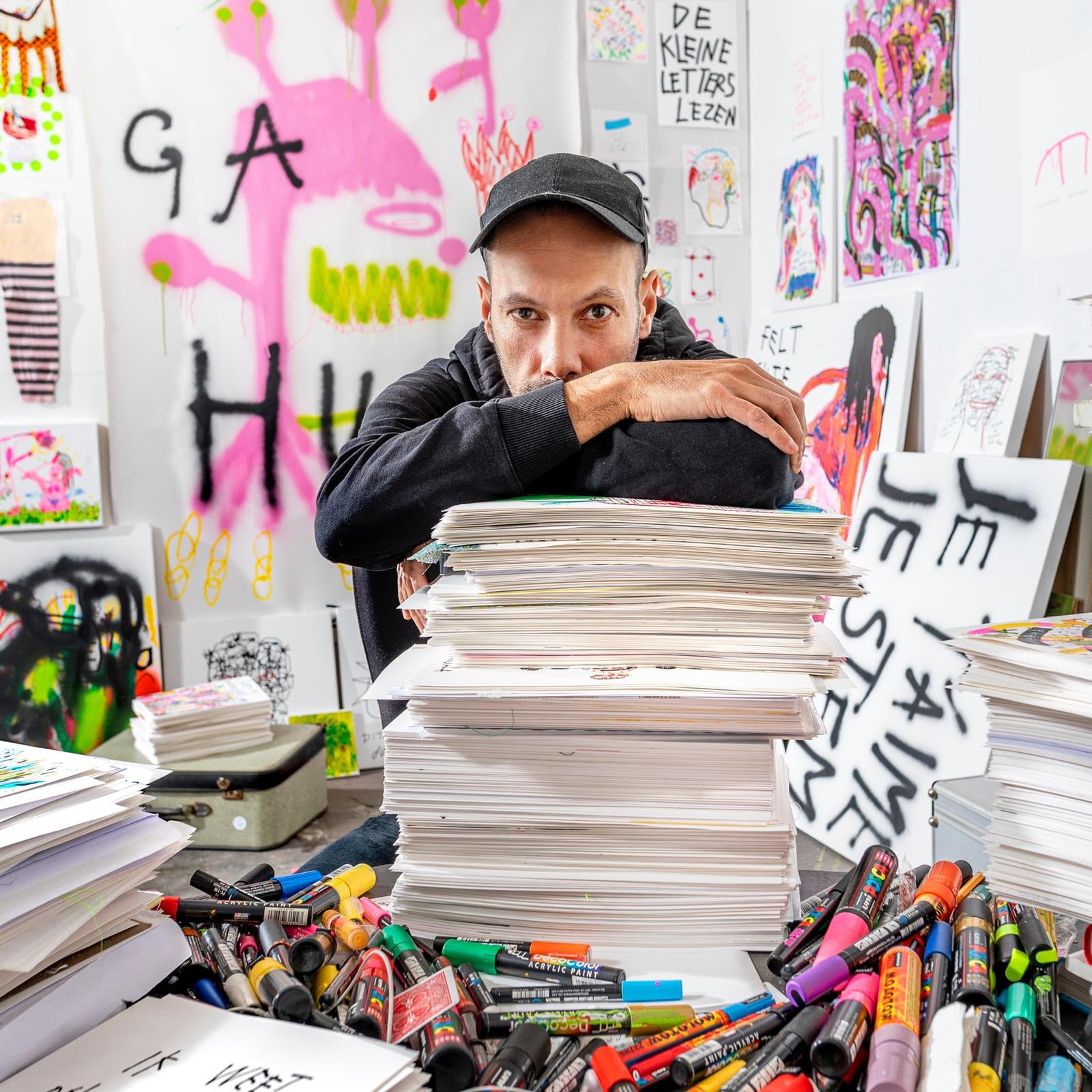 Kunstenaar Rogier Roeters: ‘Het leven is een groot gek toneelstuk’ | Trouw