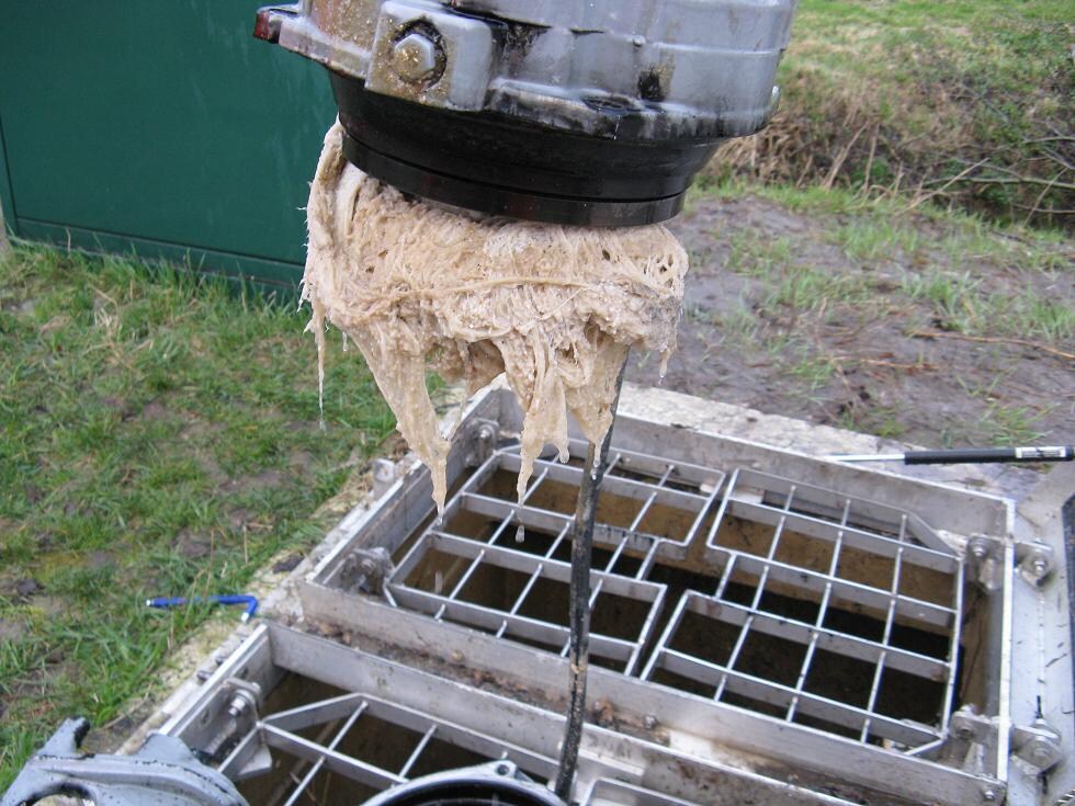 Babydoekjes verstoppen het riool en vervuilen de rivieren | Trouw