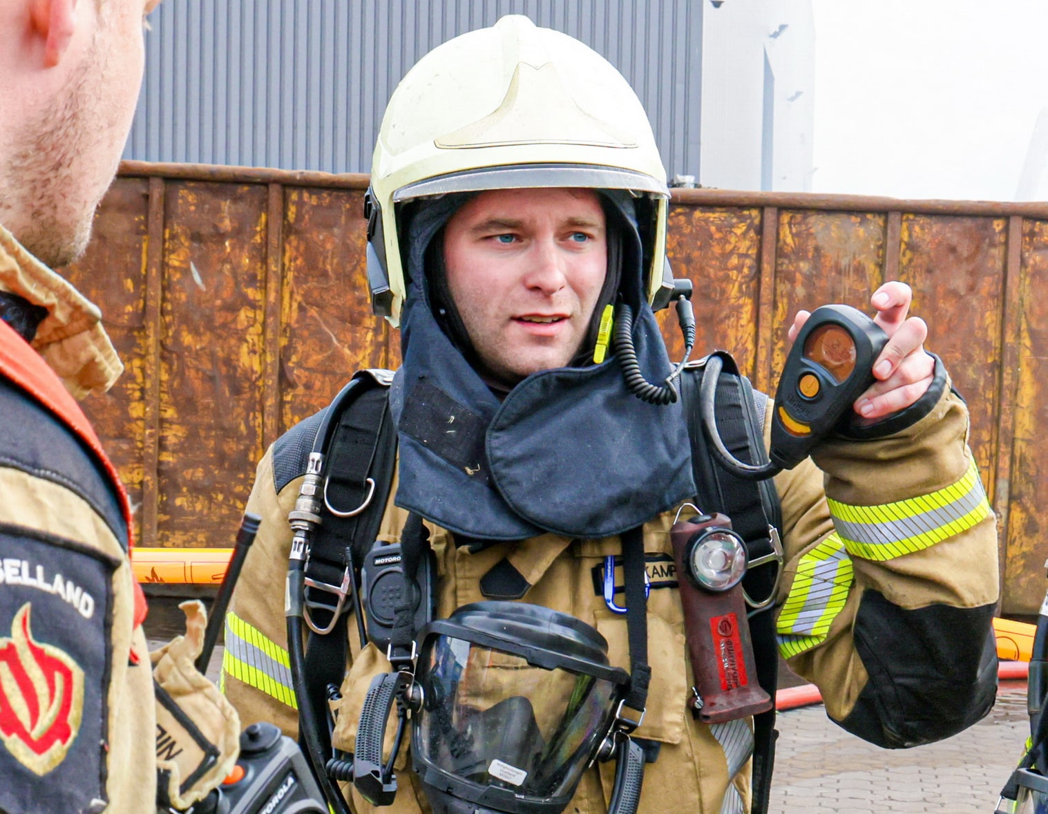Tom van der Weerd is radio-dj én brandweerman: ‘Een goede brand zonder ...