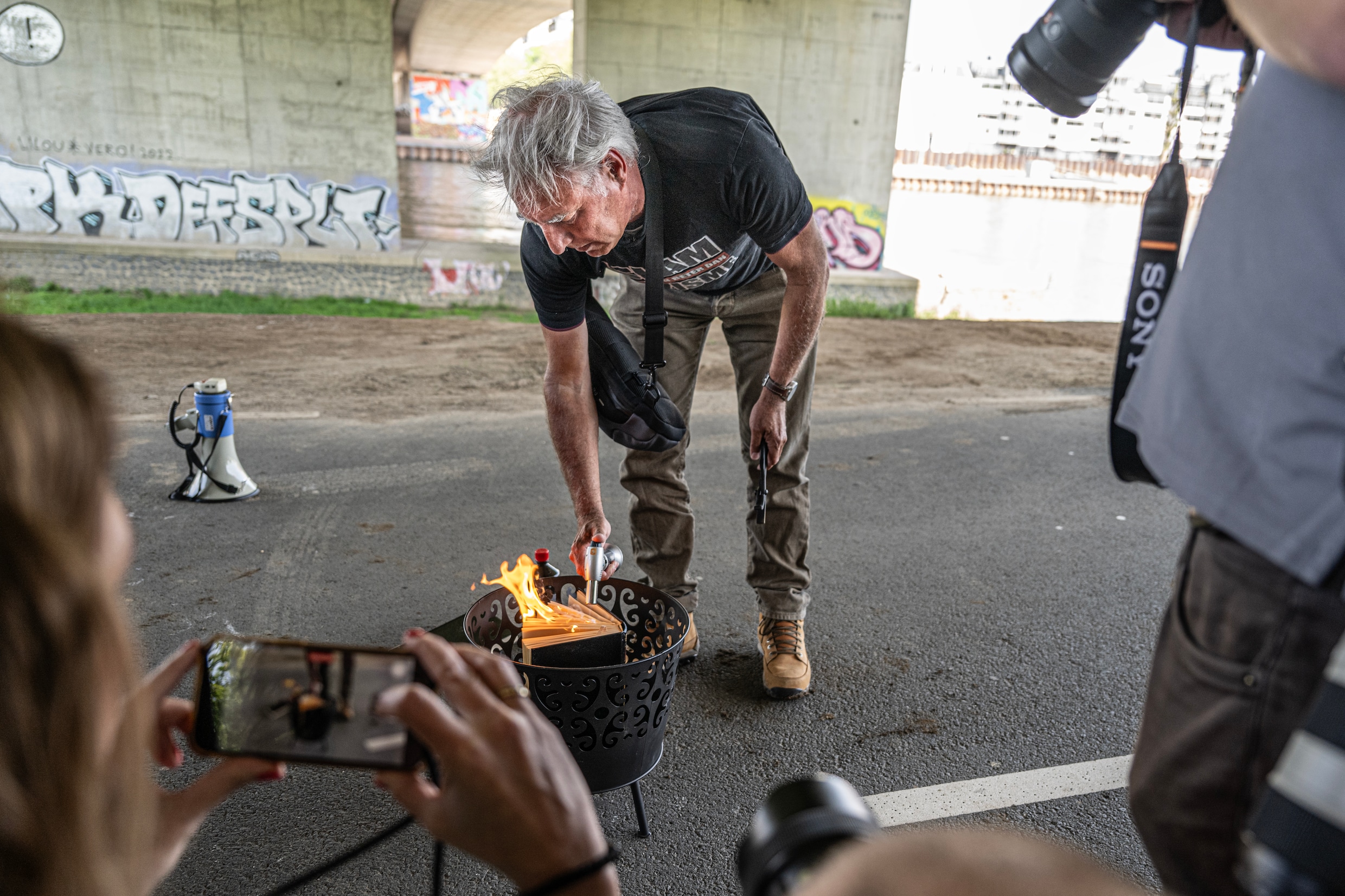 Honderden agenten kijken toe hoe Pegida-voorman Wagensveld, zonder ...