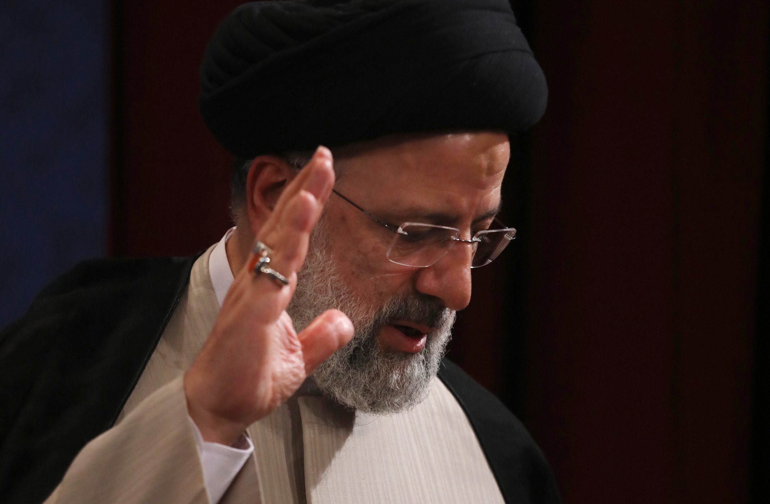 President Raisi van Iran was als hardliner betrokken bij een bloedige ...