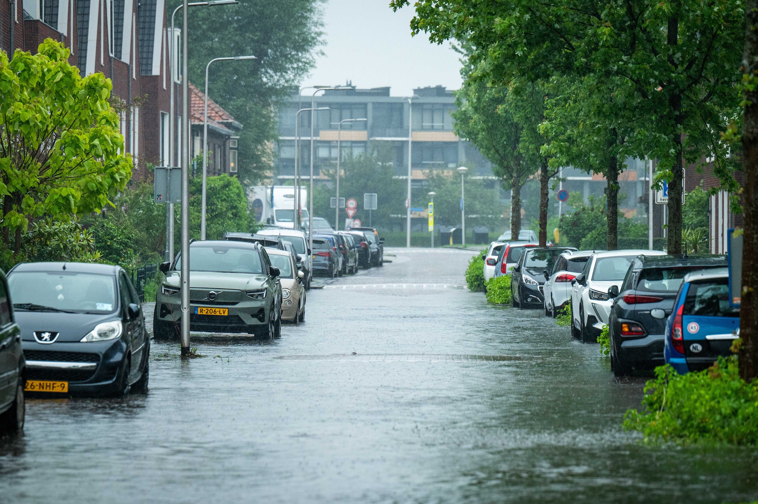 Overlast door regen in West-Brabant, water stroomt naar binnen | Trouw