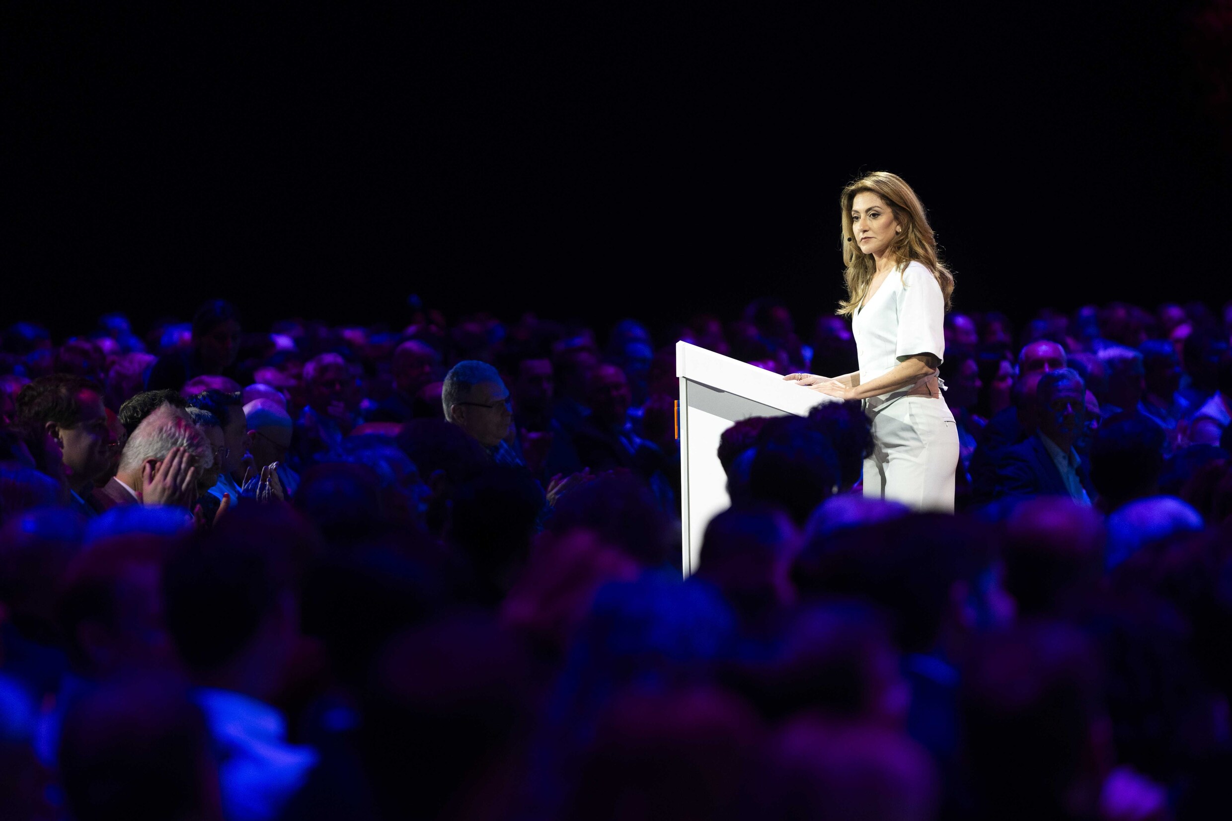 Zowel voor- als tegenstanders van de nieuwe coalitie houden zich in op ...