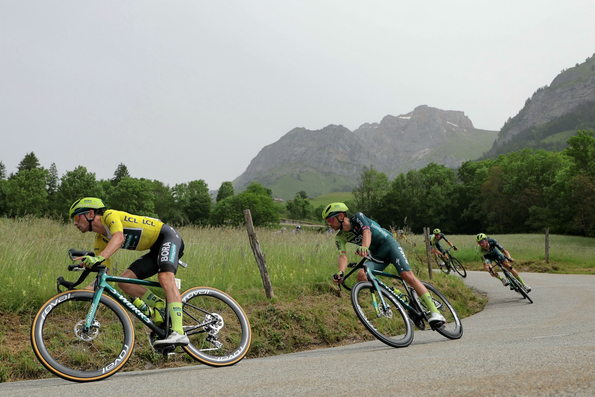 Door alle valpartijen blijven de echte duels uit in het wielrennen | Trouw