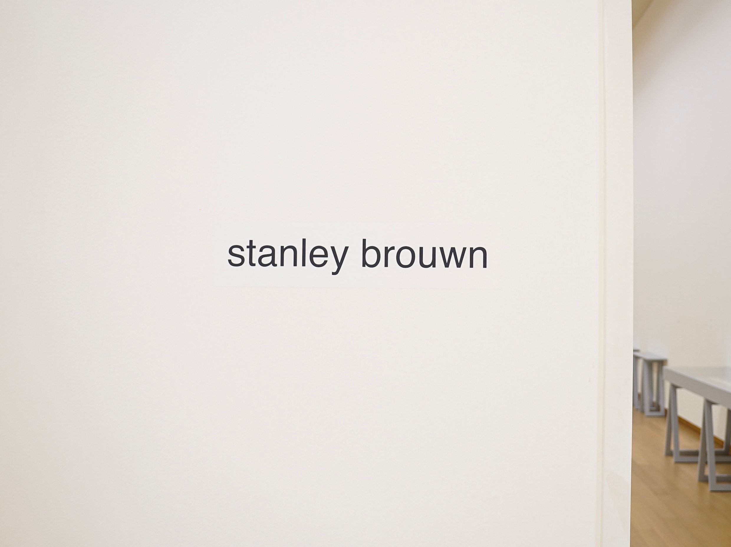 Kunstenaar stanley brouwn telde zijn stappen al voordat wij dat zelf ...