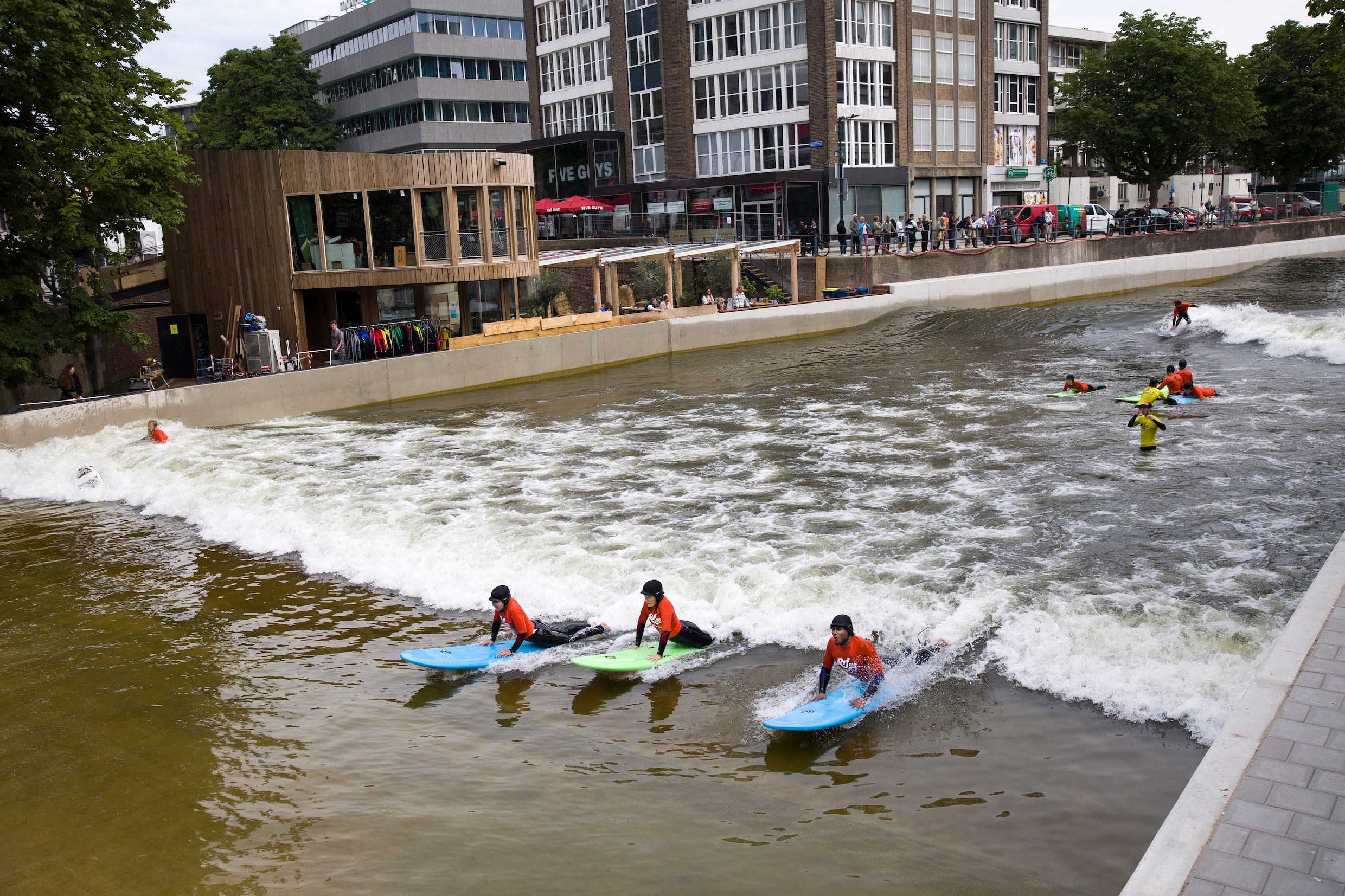 Golfsurfen in een baai in Nederland? Dat kan voortaan in Rotterdam | Trouw