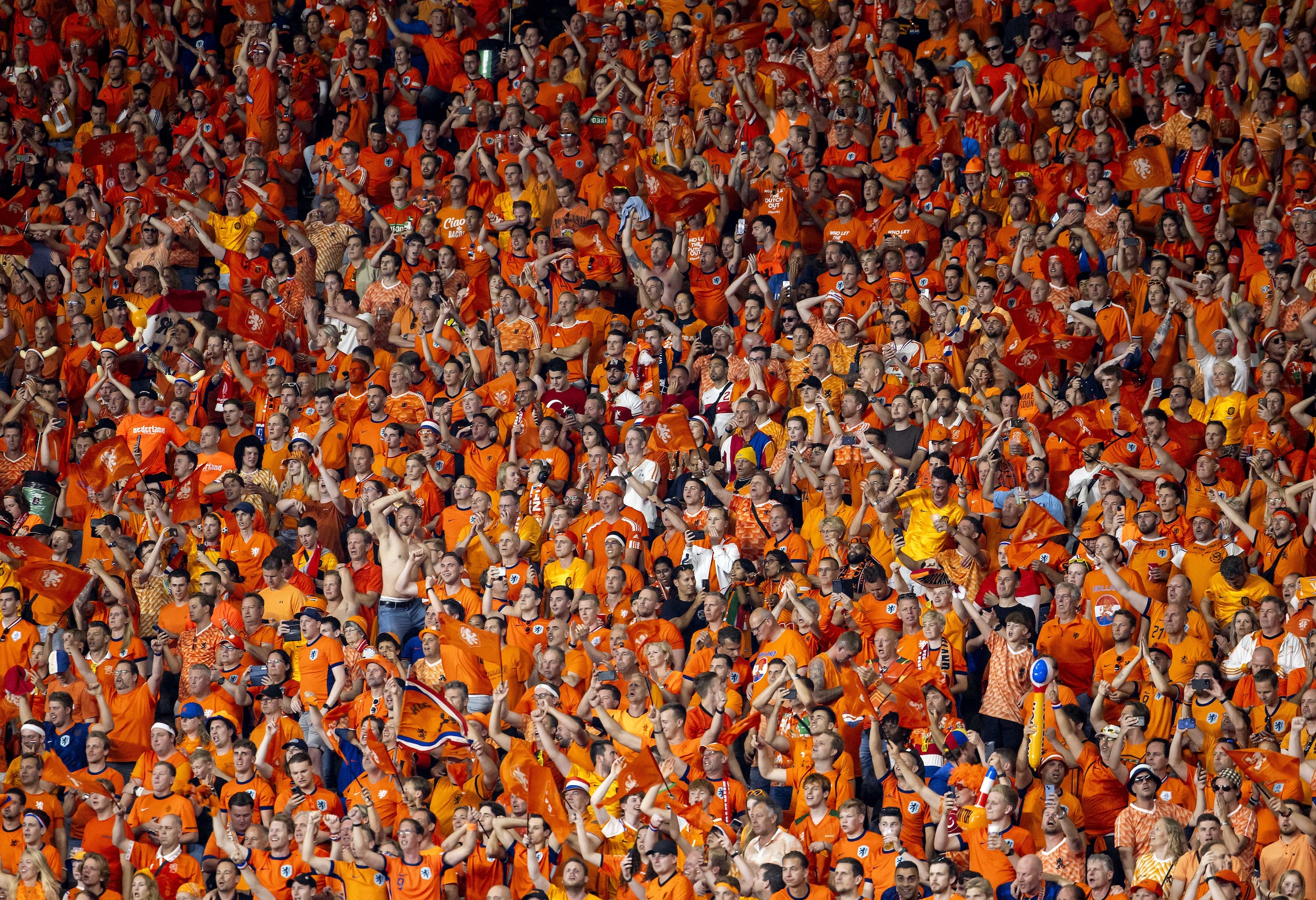 Oranje outfits, T-shirts en toeters vliegen de schappen uit: ‘Het is ...