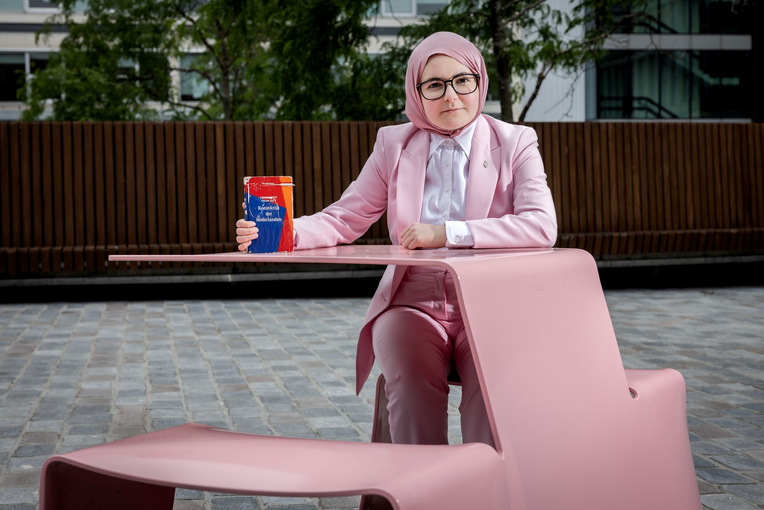 Opeens staat de hoofddoek weer in de schijnwerpers. ‘Weg!, riep de vrouw bij de bushalte tegen ...