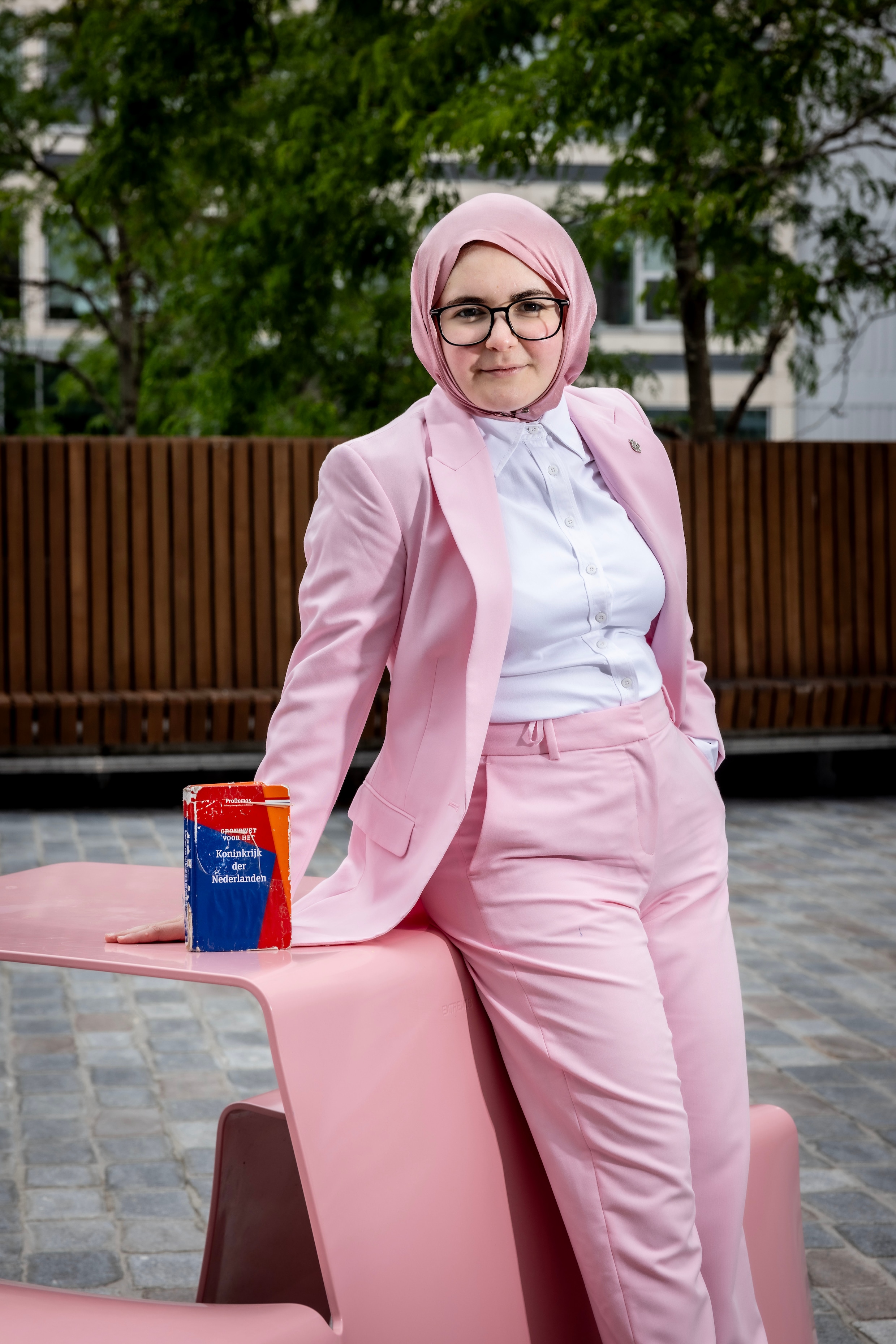 Opeens staat de hoofddoek weer in de schijnwerpers. ‘Weg!, riep de vrouw bij de bushalte tegen ...