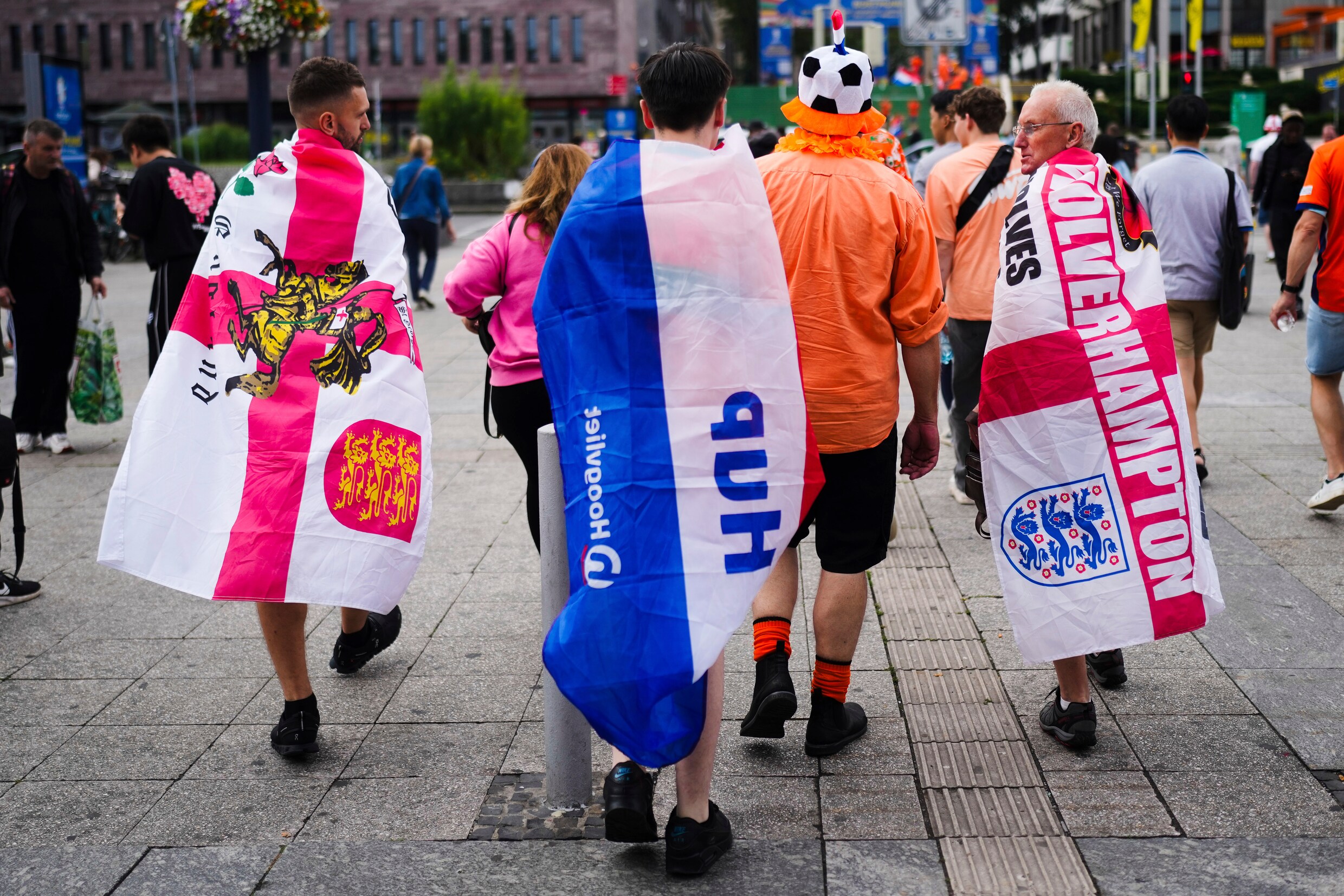 In beeld: Oranjefans vermaken zich op Alter Markt in Dortmund | Trouw