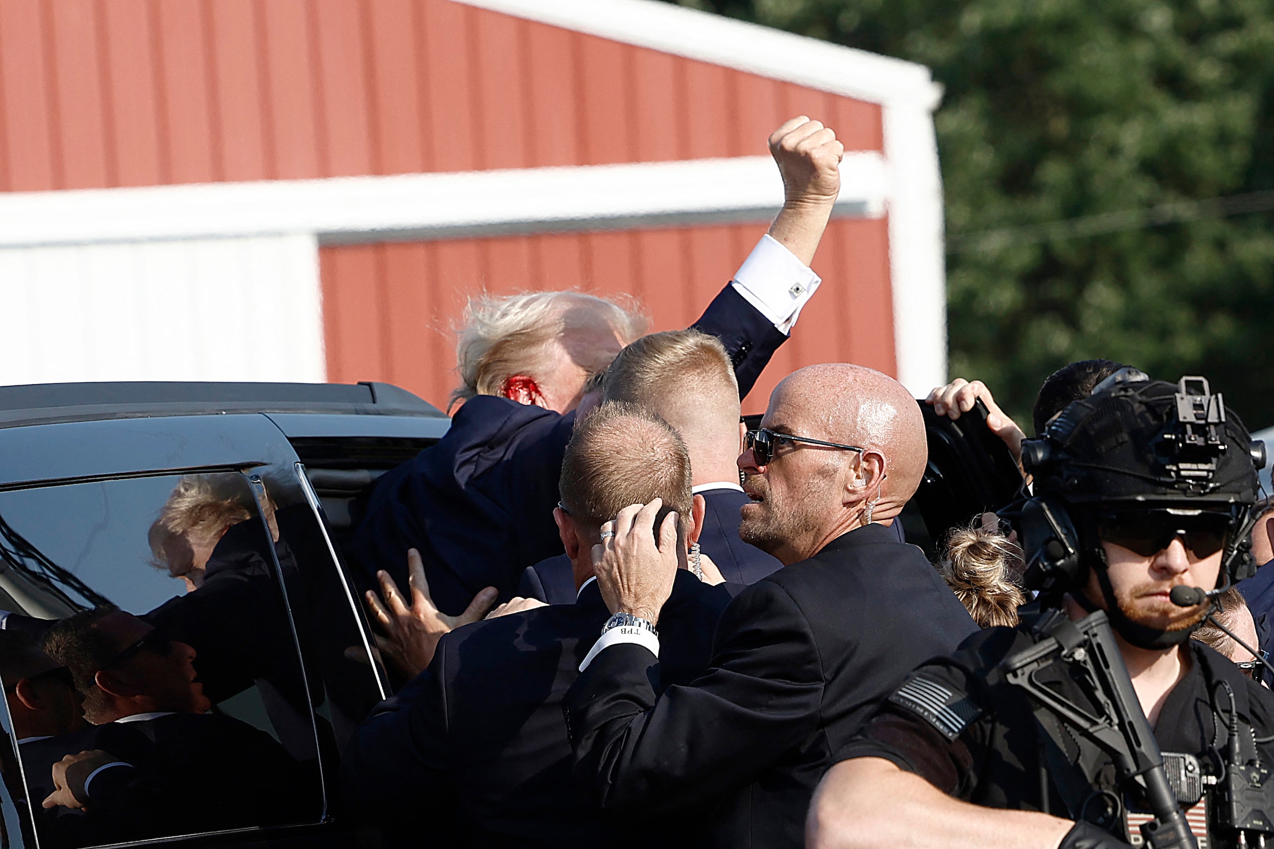 Wat zegt de vuist van Trump? ‘Dit maakt hem alleen maar sterker’ | Trouw