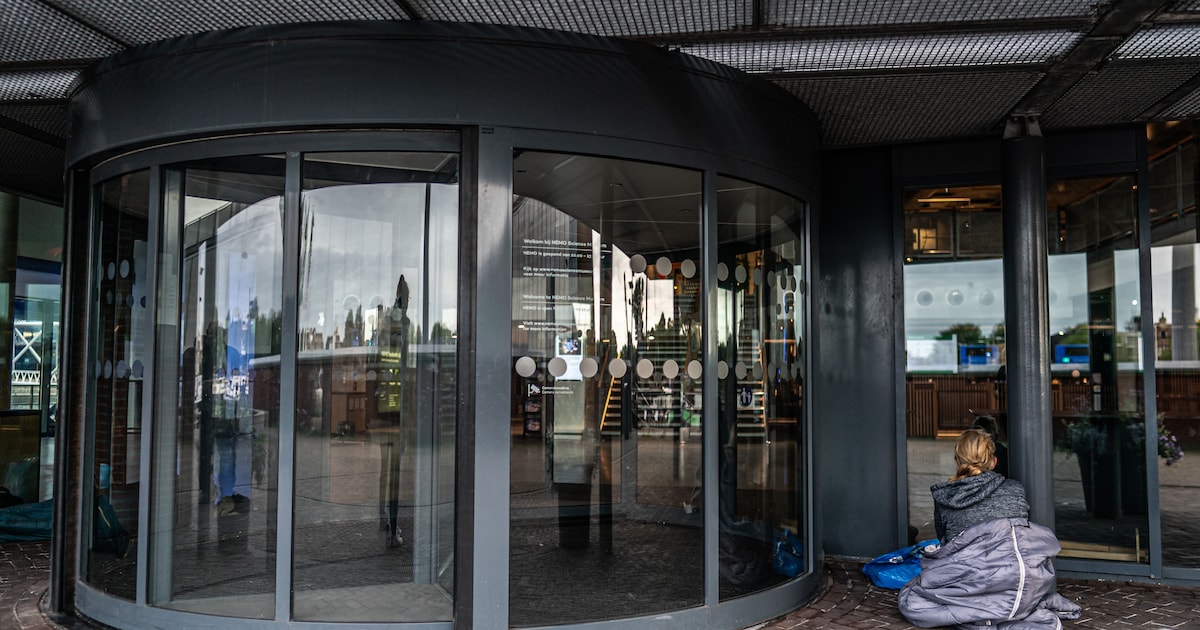 Gemeenten weigeren dakloze moeders bij opvang en dreigen met afnemen ...