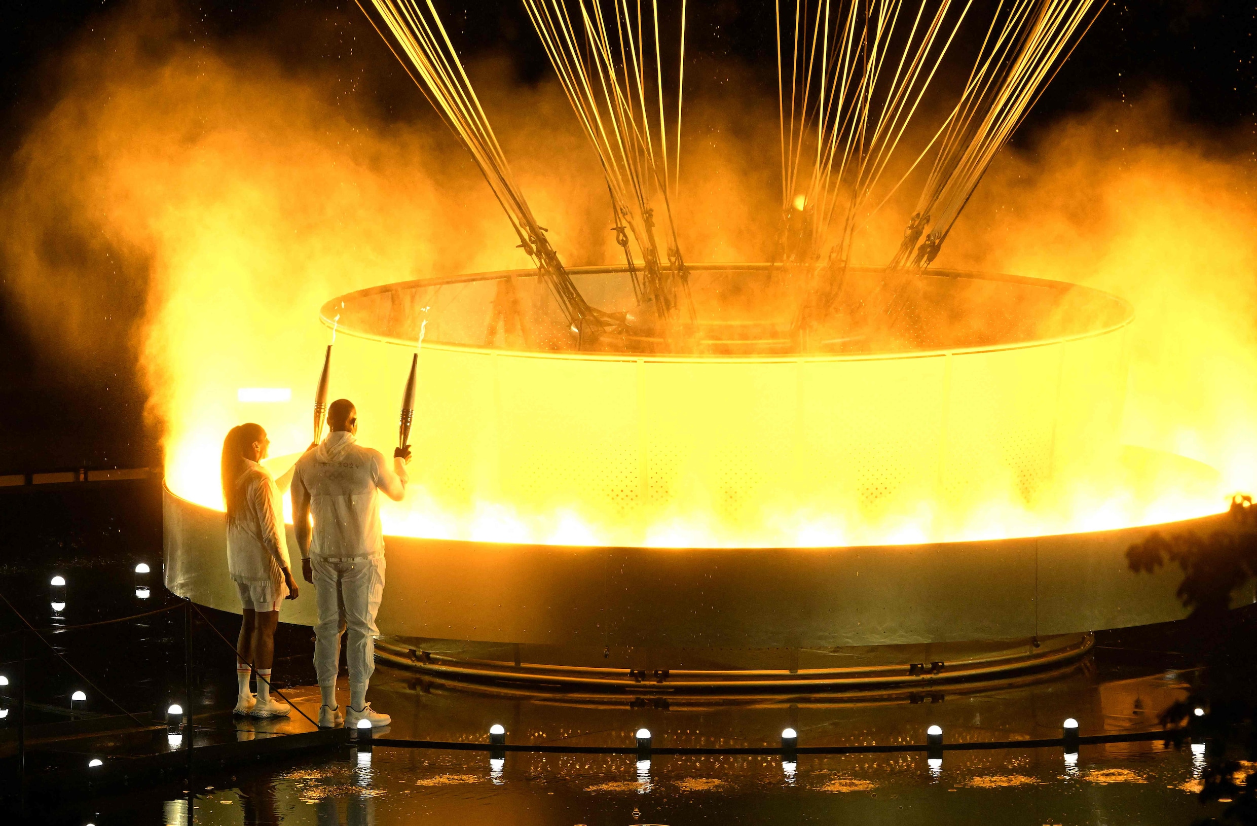 Zelfs de plensbuien konden de spectaculaire openingsceremonie niet ...