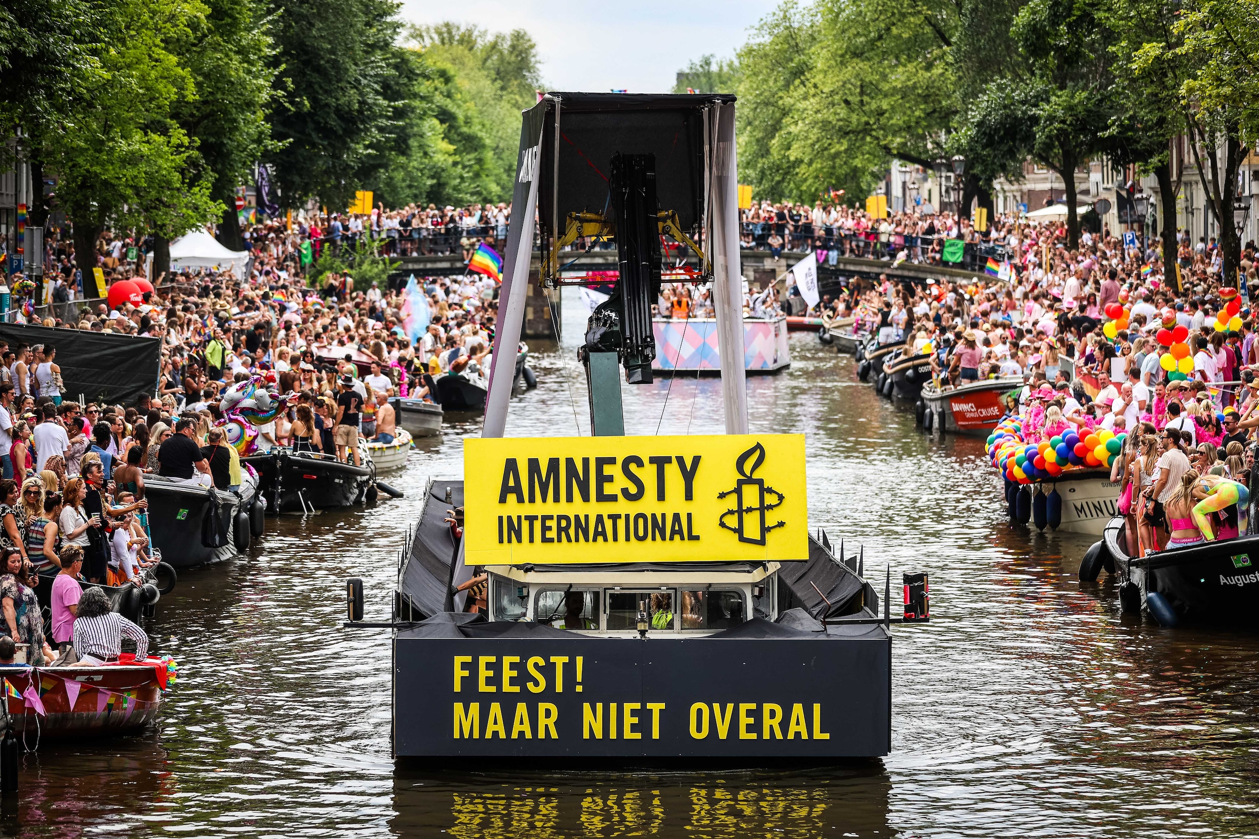 Bekijk en botenparade van Pride in Amsterdam | Trouw