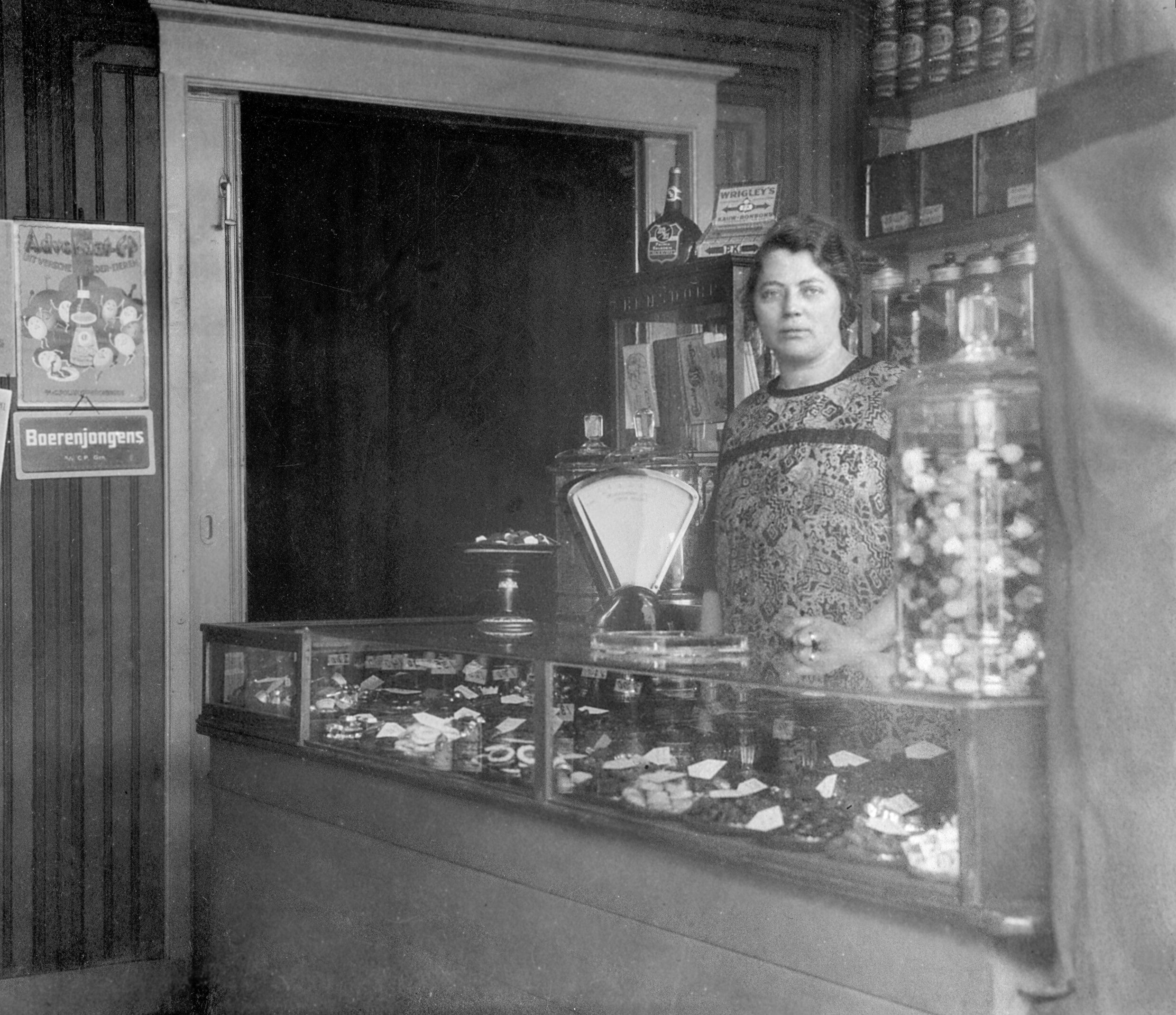 De verzetsvrouw met de droevige ogen: het levensverhaal van Maatje ...