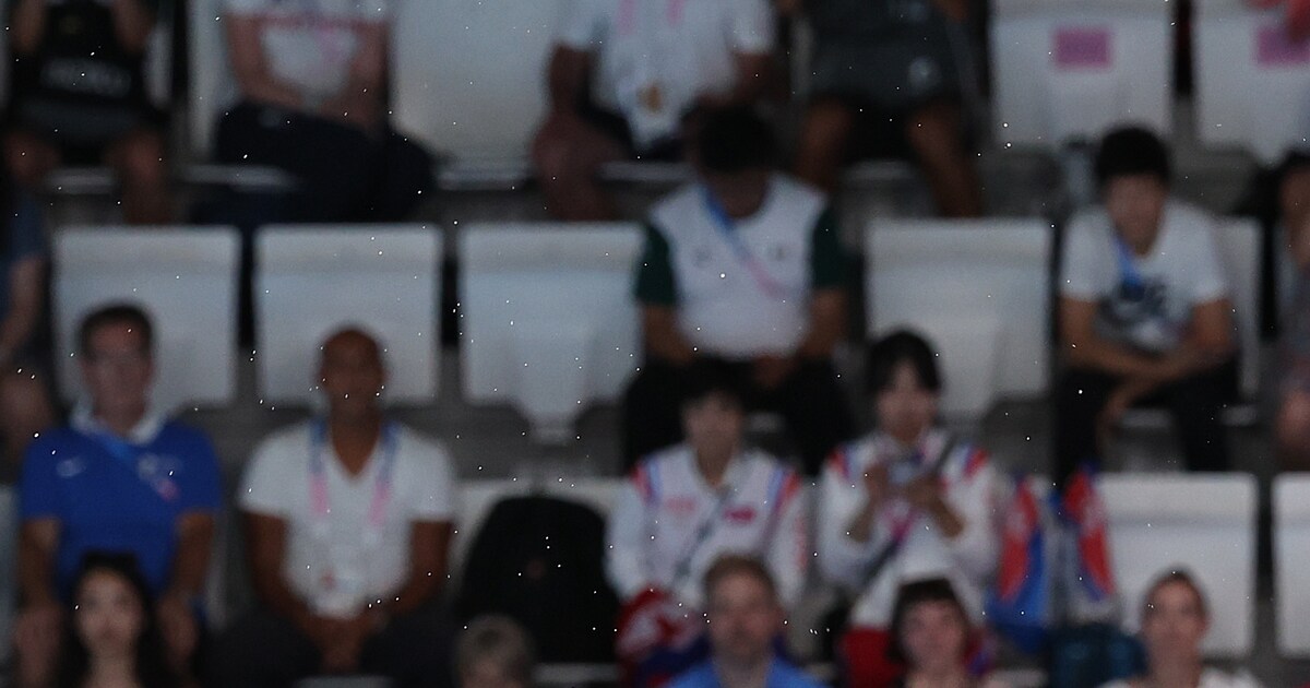 Boven op de 10-metertoren is schoonspringster Else Praasterink nog ...