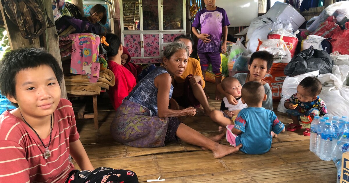Deze gevluchte Myanmarezen zien hun dorpje liggen, maar kunnen niet ...