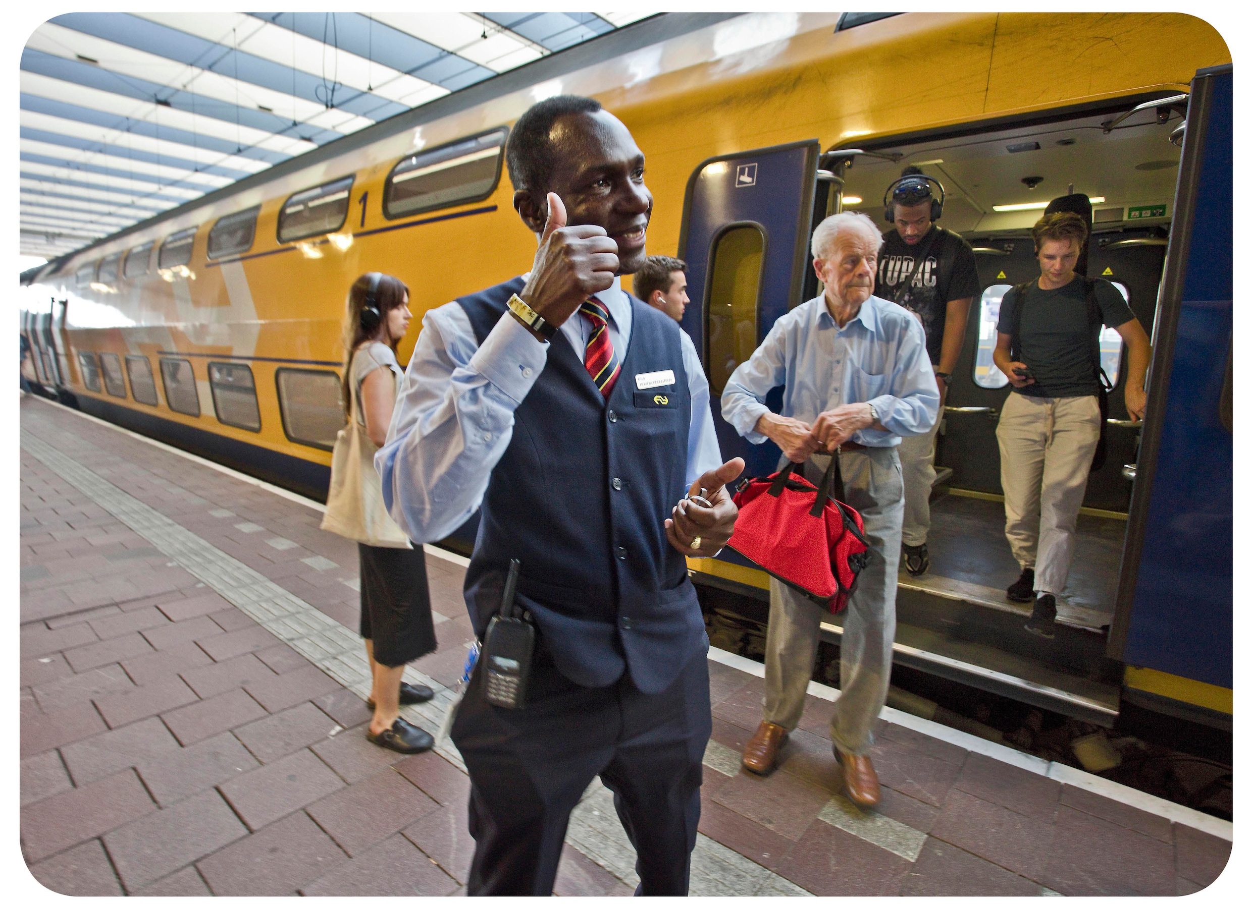 De vrolijkste conducteur van Nederland heeft voor iedereen een peptalk ...