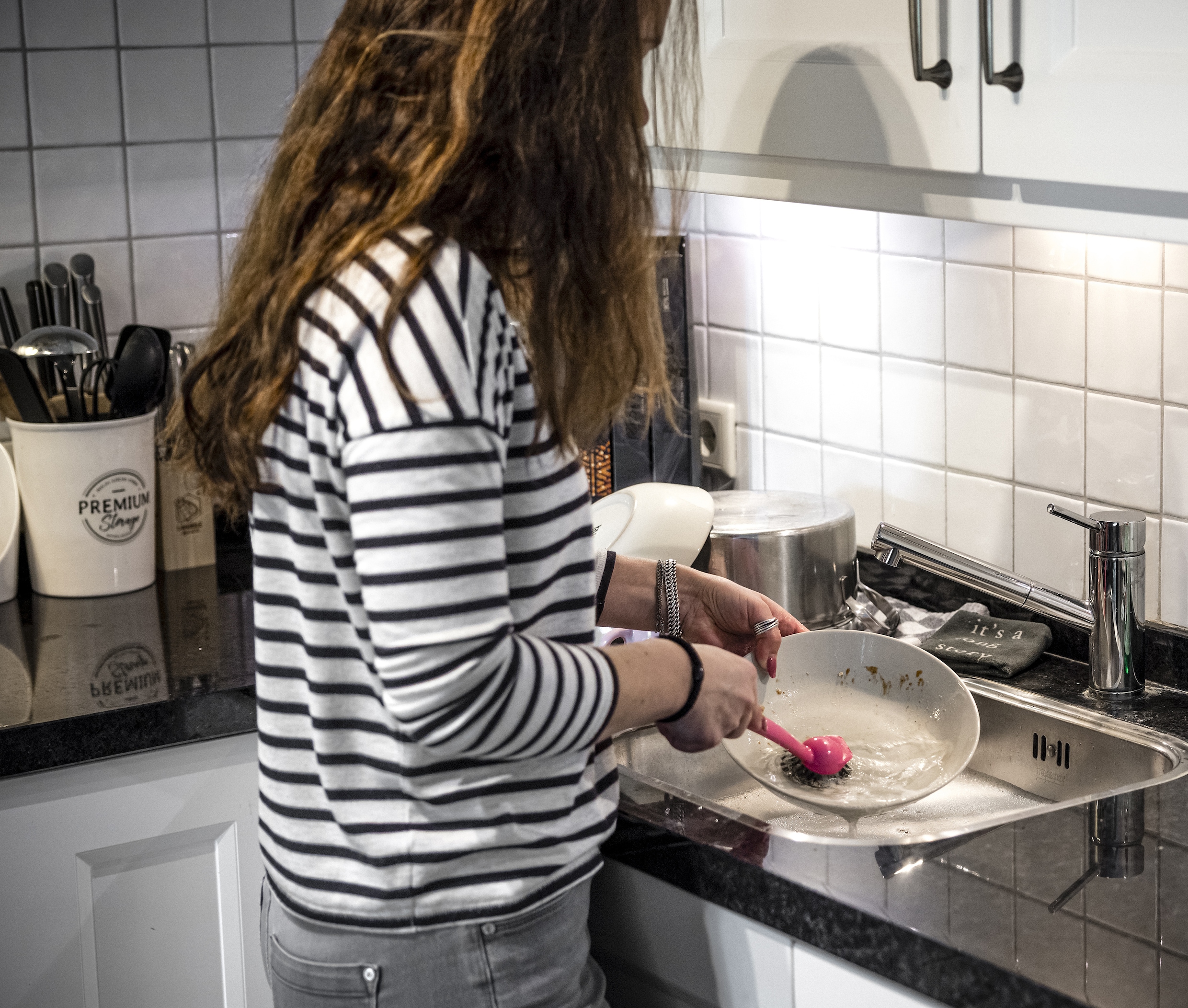 Is afwassen in een teiltje duurzamer dan een ronkende vaatwasmachine ...