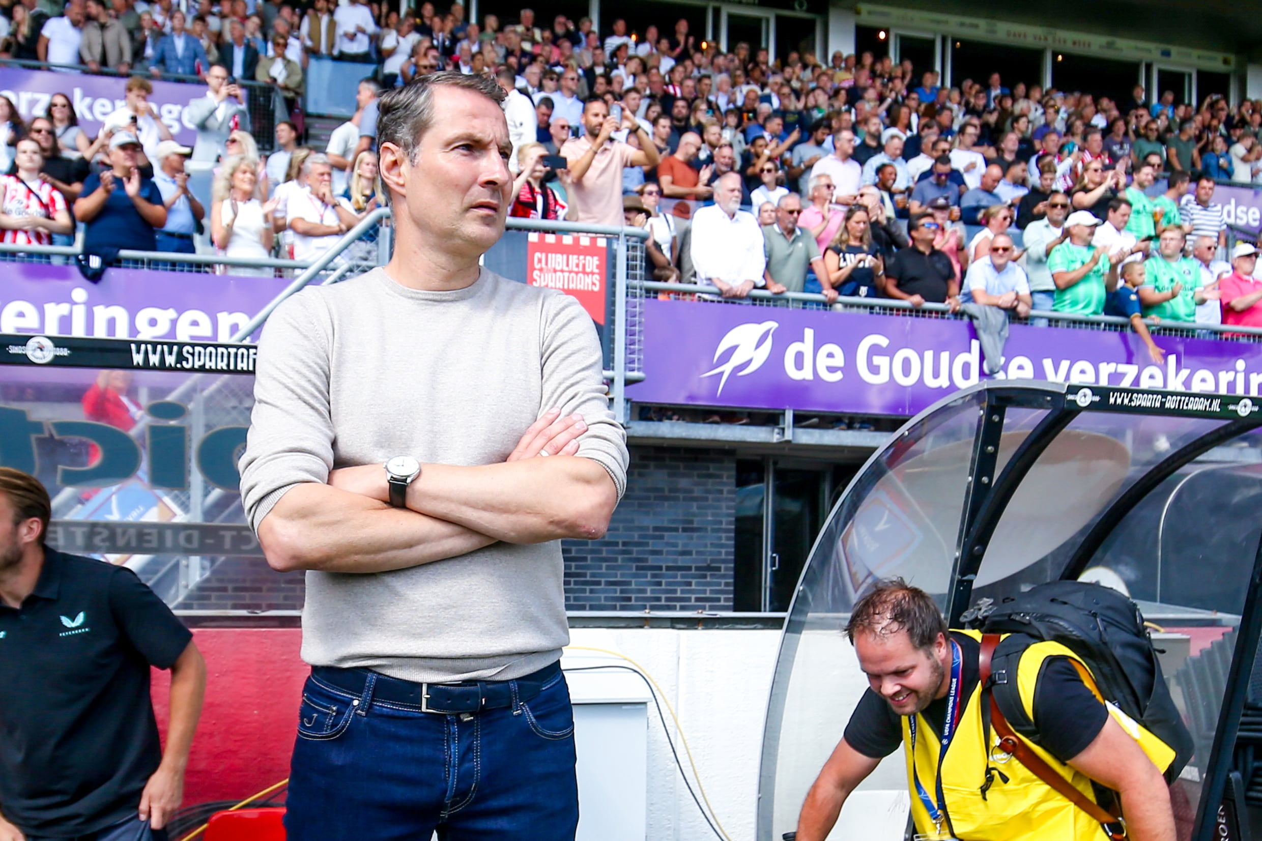 Brian Priske loopt bij Feyenoord nu al achter de feiten aan. ‘Gebrek ...