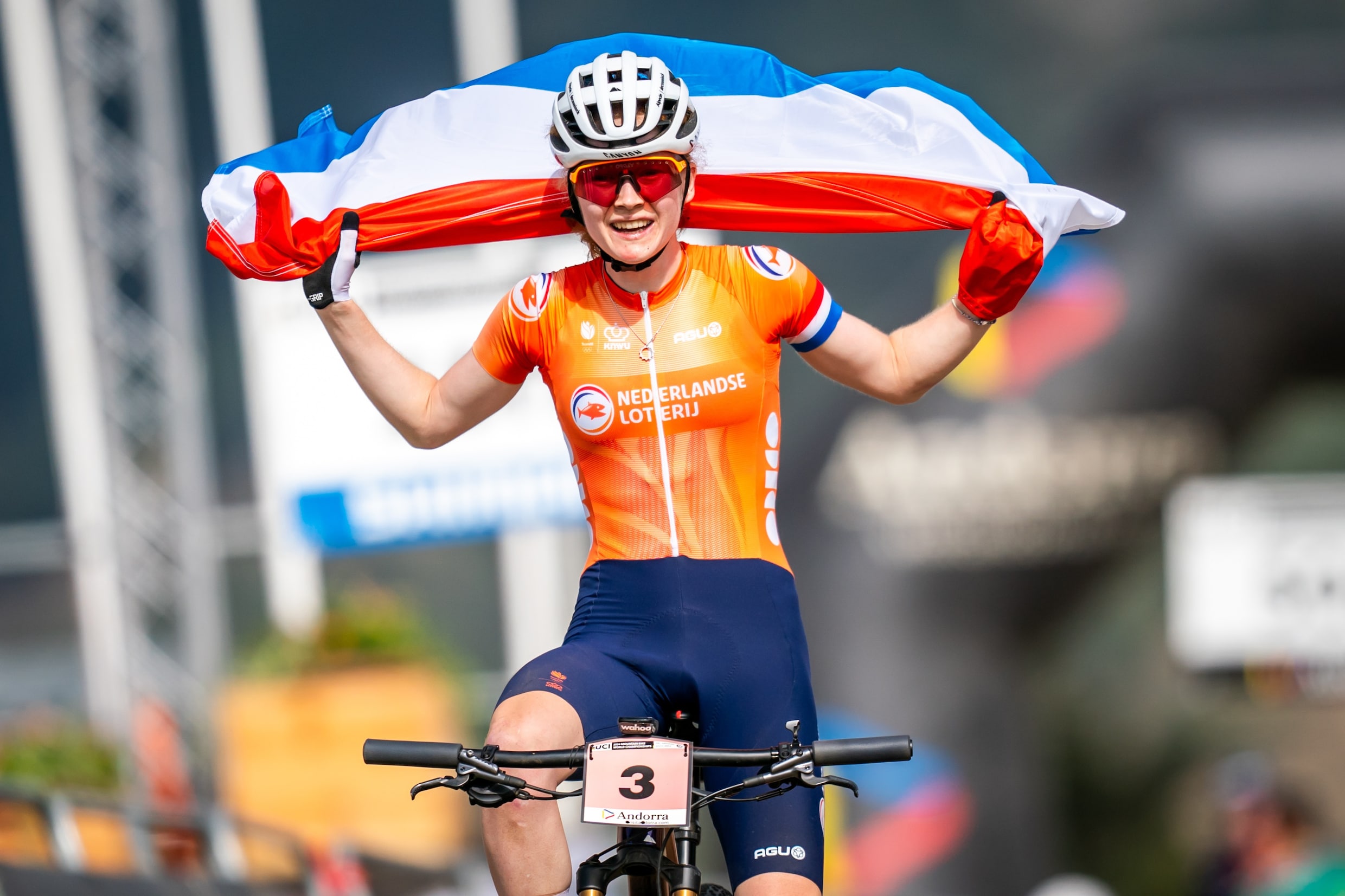 Puck Pieterse wint als eerste Nederlandse vrouw ooit WK-titel mountainbike | Trouw