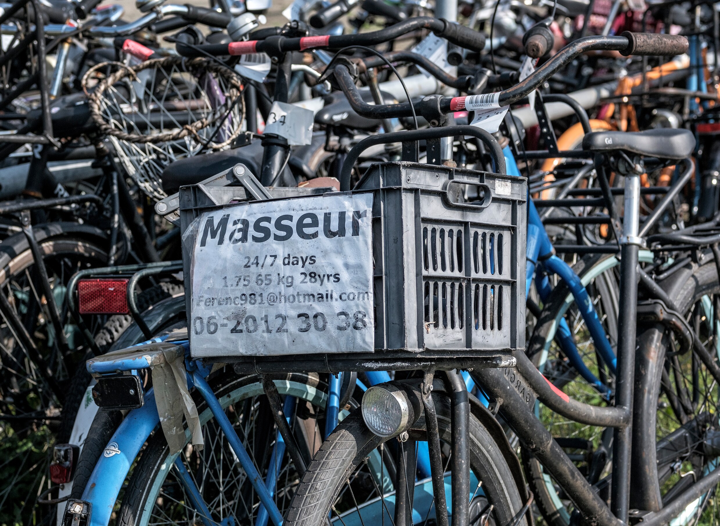 Amsterdam gaat verweesde fietsen korter bewaren in het depot. ‘De stad ...