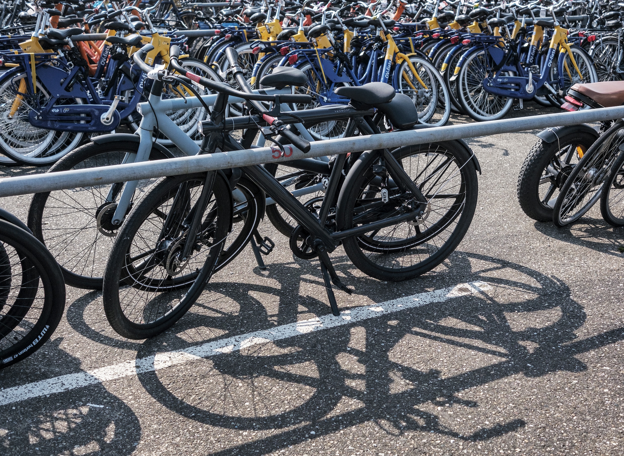 Amsterdam gaat verweesde fietsen korter bewaren in het depot. ‘De stad ...