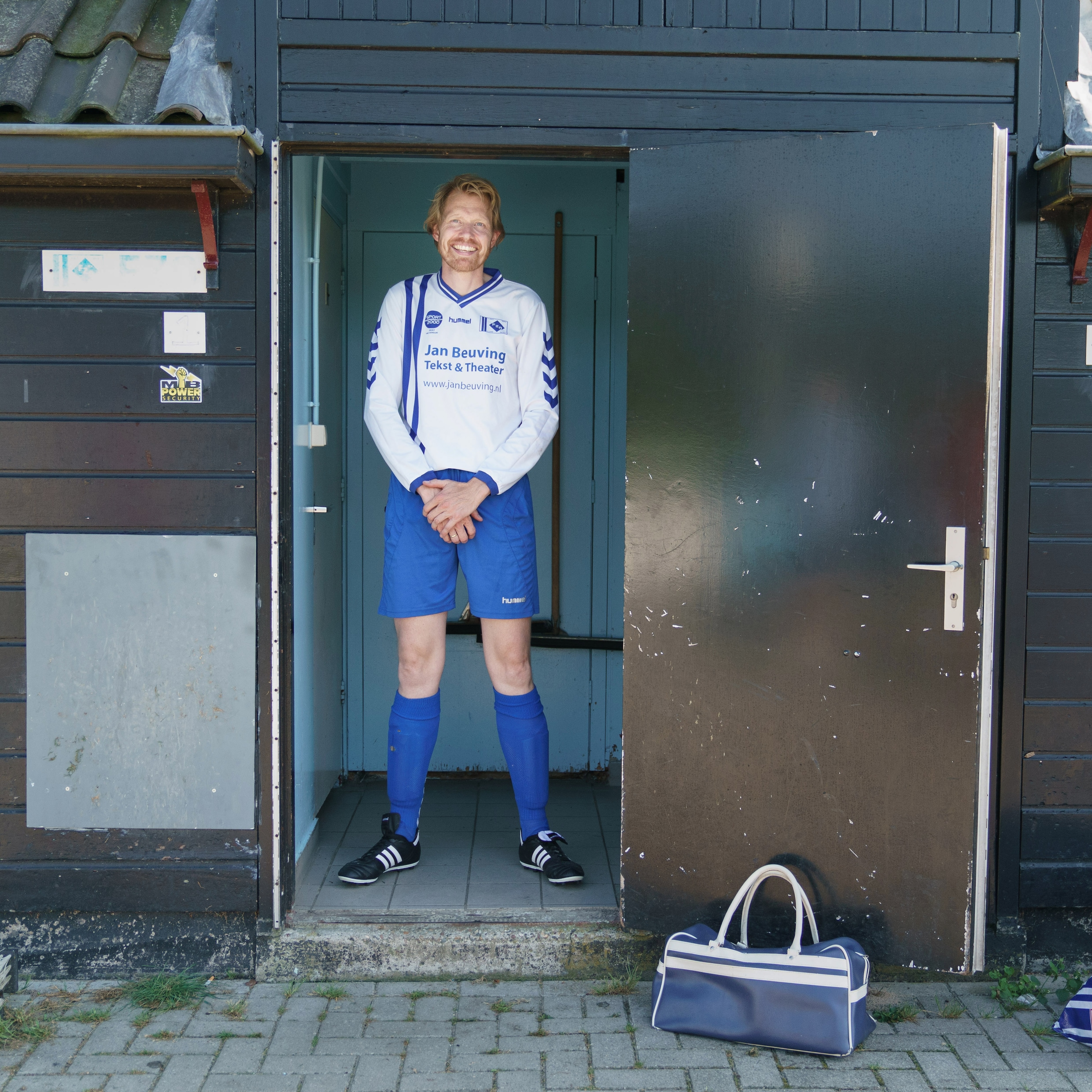 Hoe het amateurvoetbal Nederland nog een beetje bij elkaar houdt | Trouw